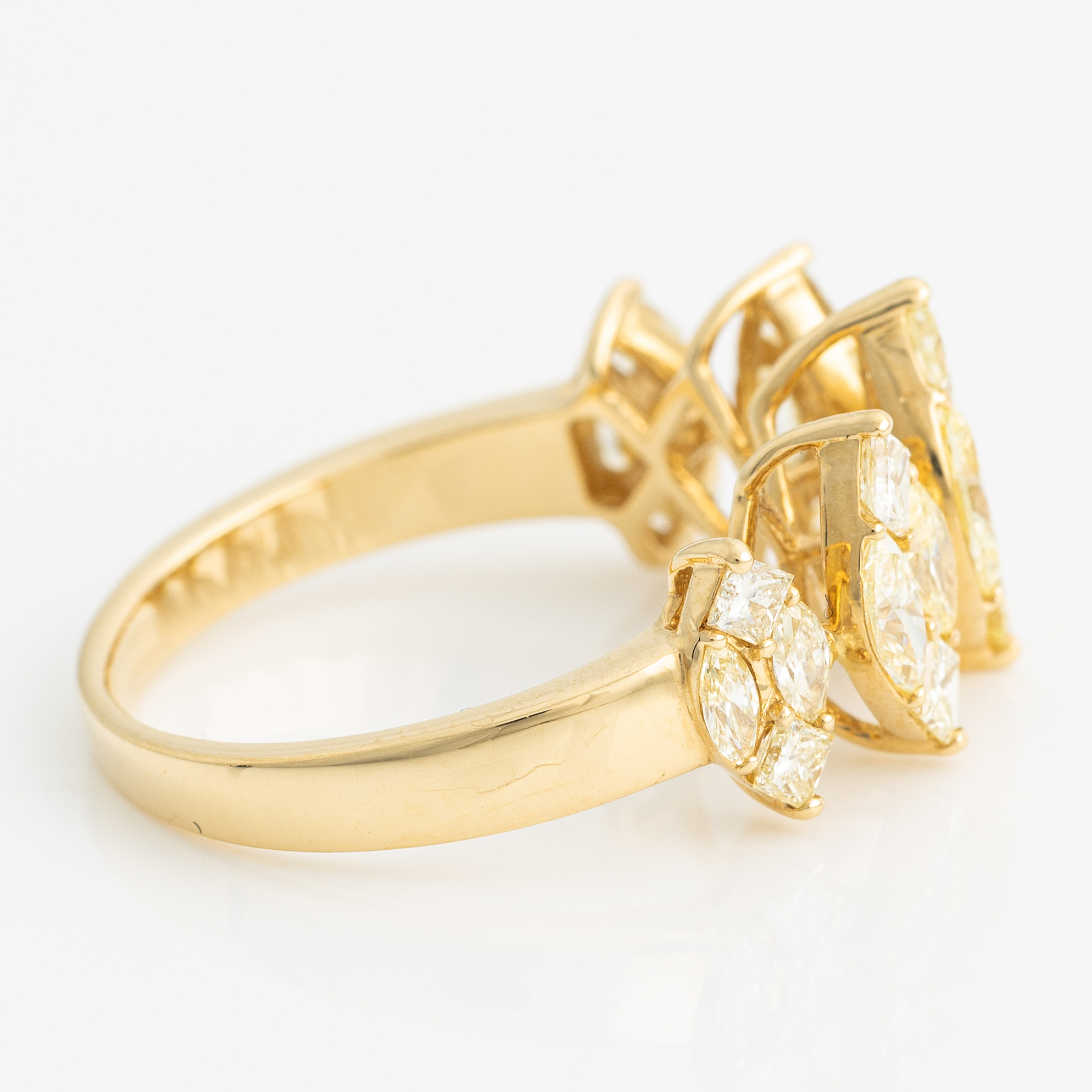 Ring, with yellow oval and princess-cut diamonds. - Bukowskis