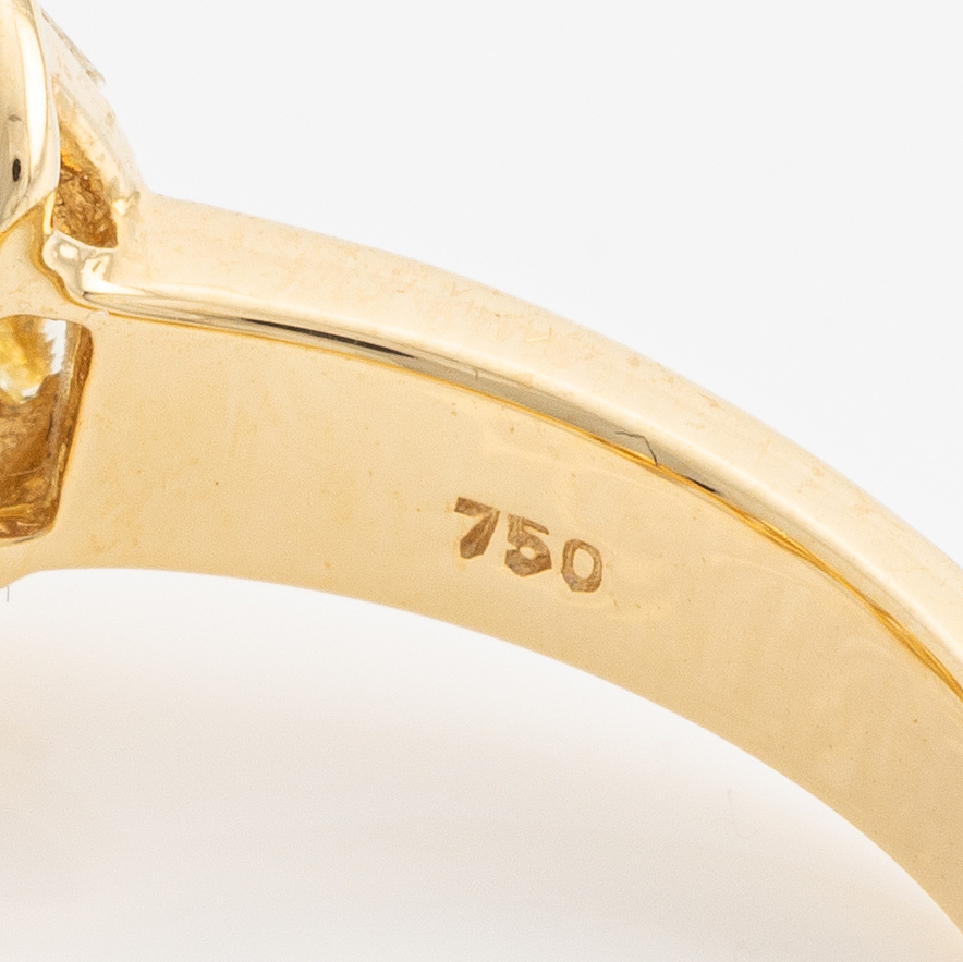 Ring, with yellow oval and princess-cut diamonds. - Bukowskis