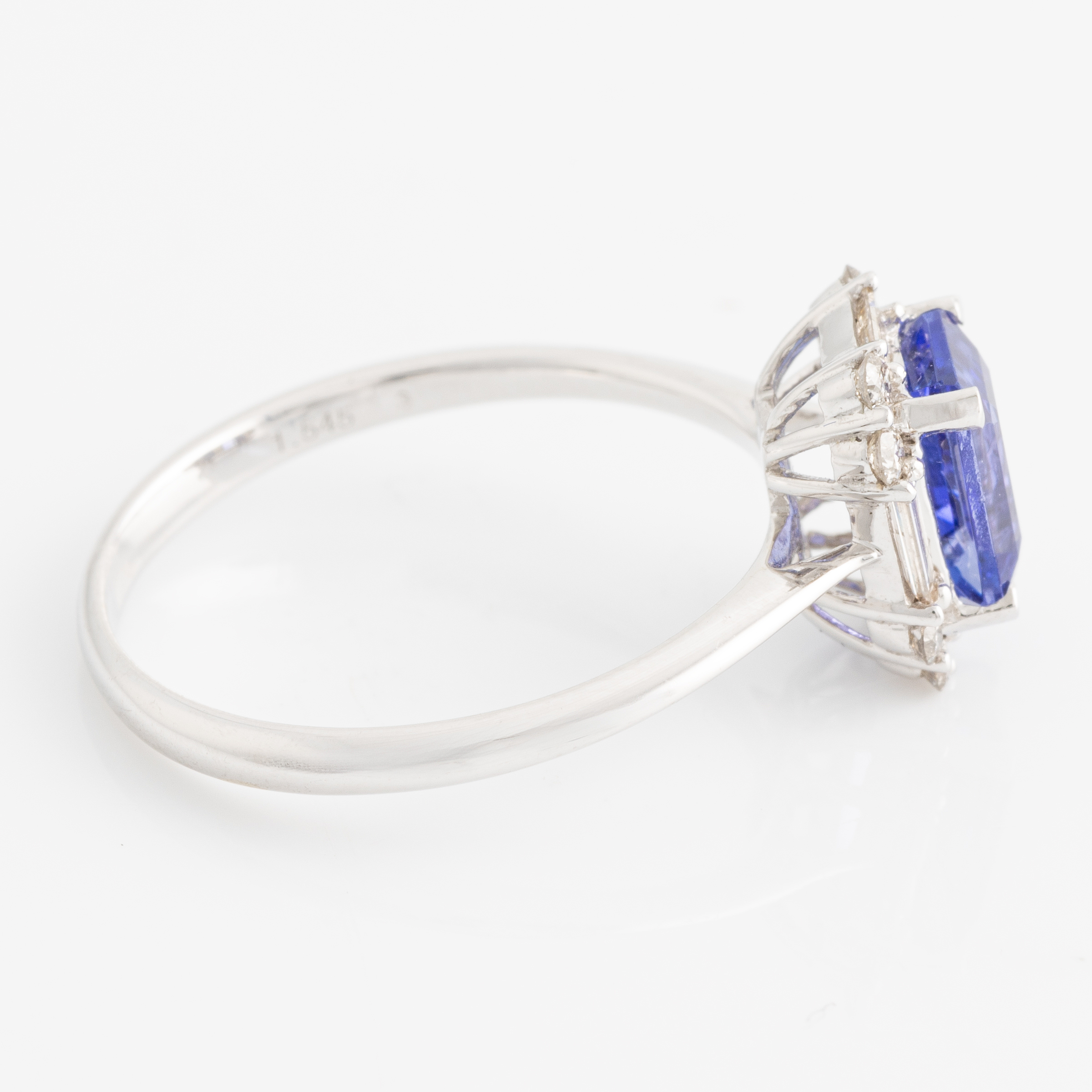 Ring med tanzanit samt baguette-och briljantslipade diamanter. - Bukowskis