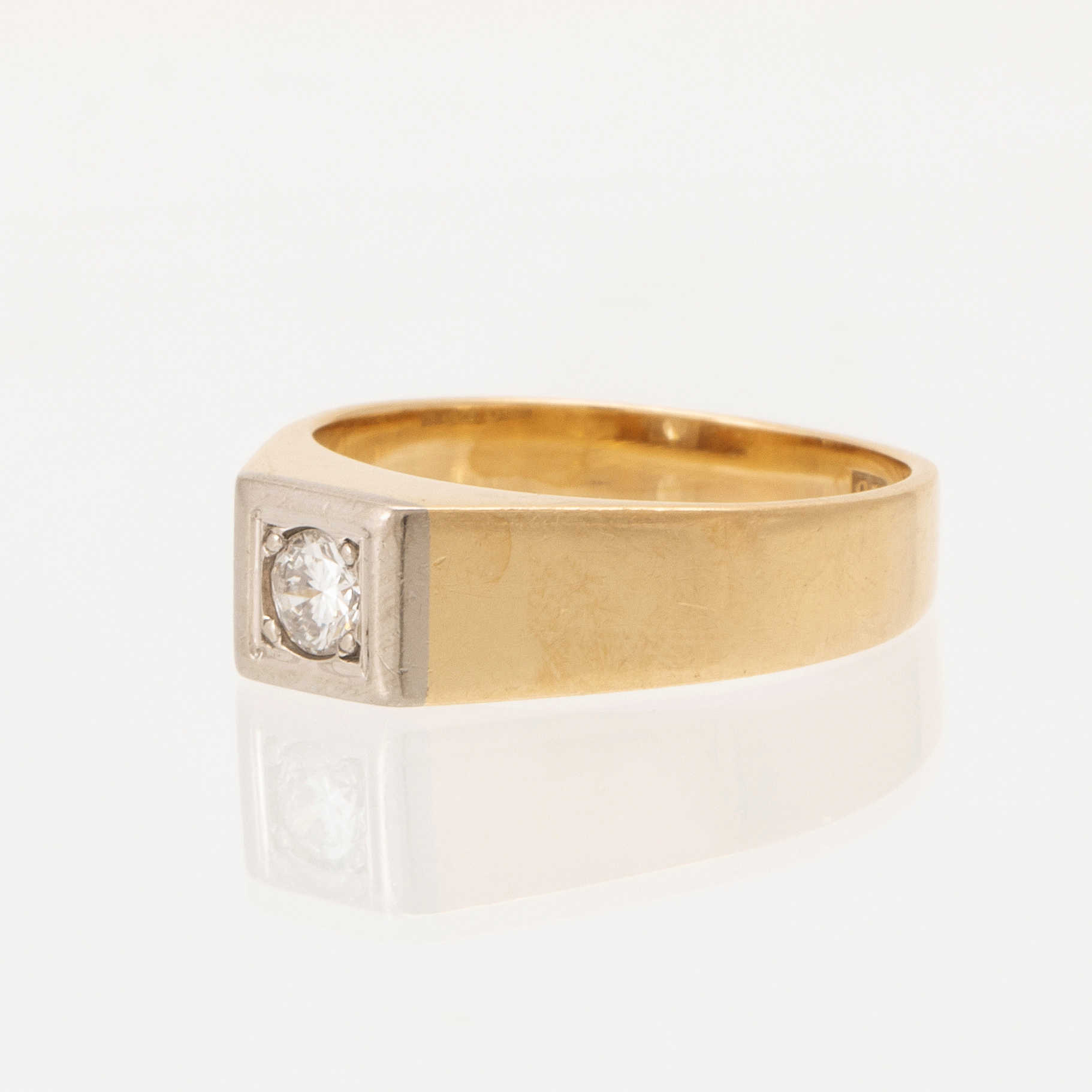 Ring 18K vitt och rött guld med en rund briljantslipad diamant. - Bukowskis