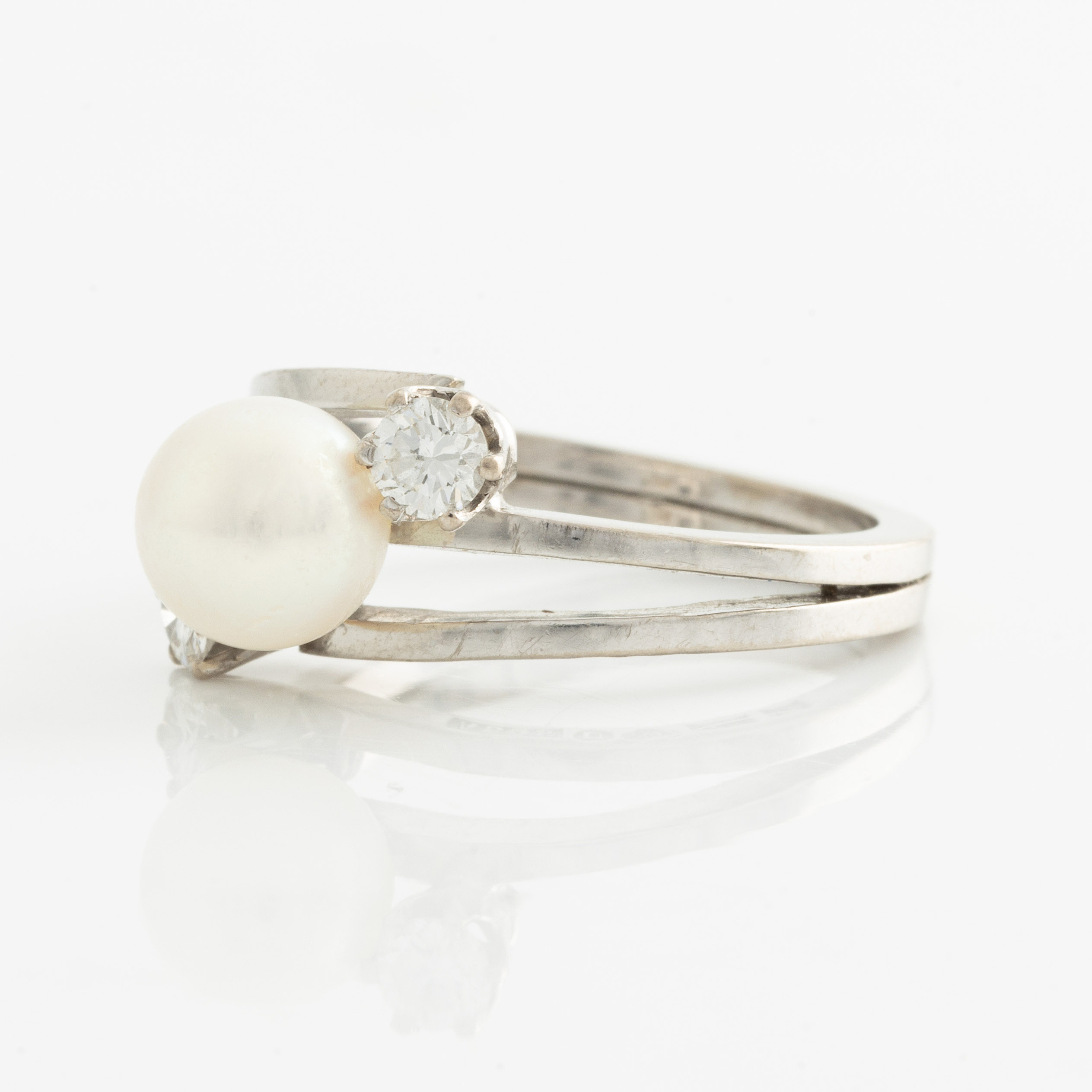Ring, 18K vitguld med odlad pärla och briljantslipade diamanter ...