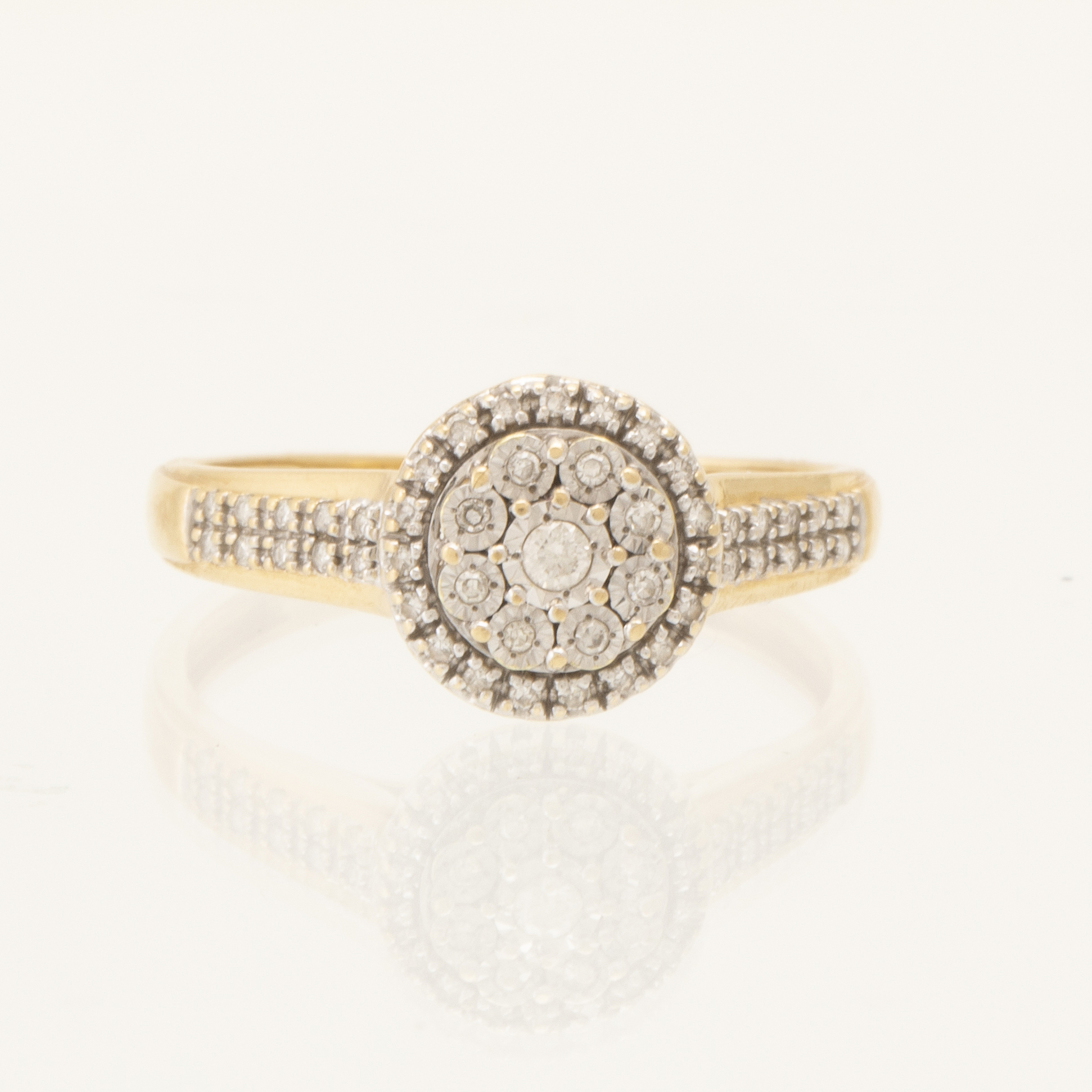 Ring 18K guld med runda briljantslipade samt enkelslipade diamanter. - Bukowskis