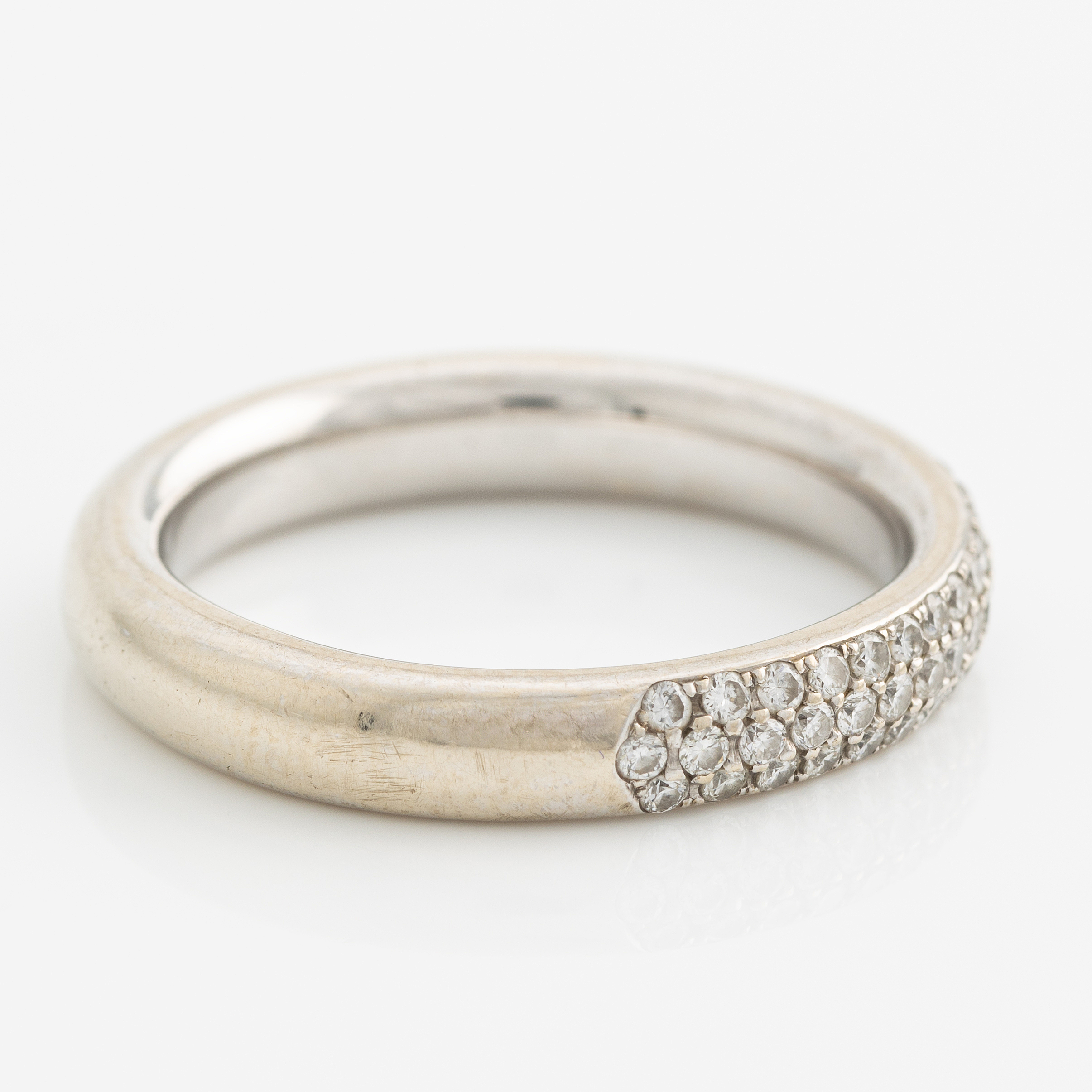 Alliansring, 14K vitguld med briljantslipade diamanter. - Bukowskis