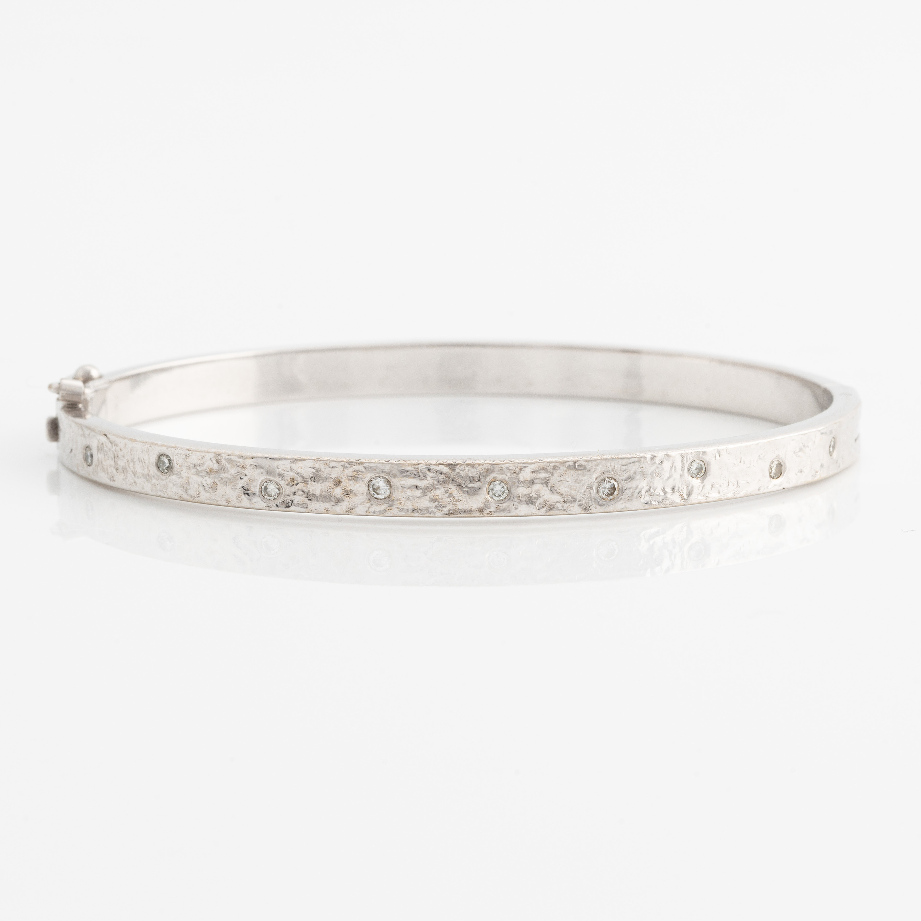 Armring 14K guld med runda briljantslipade diamanter. - Bukowskis