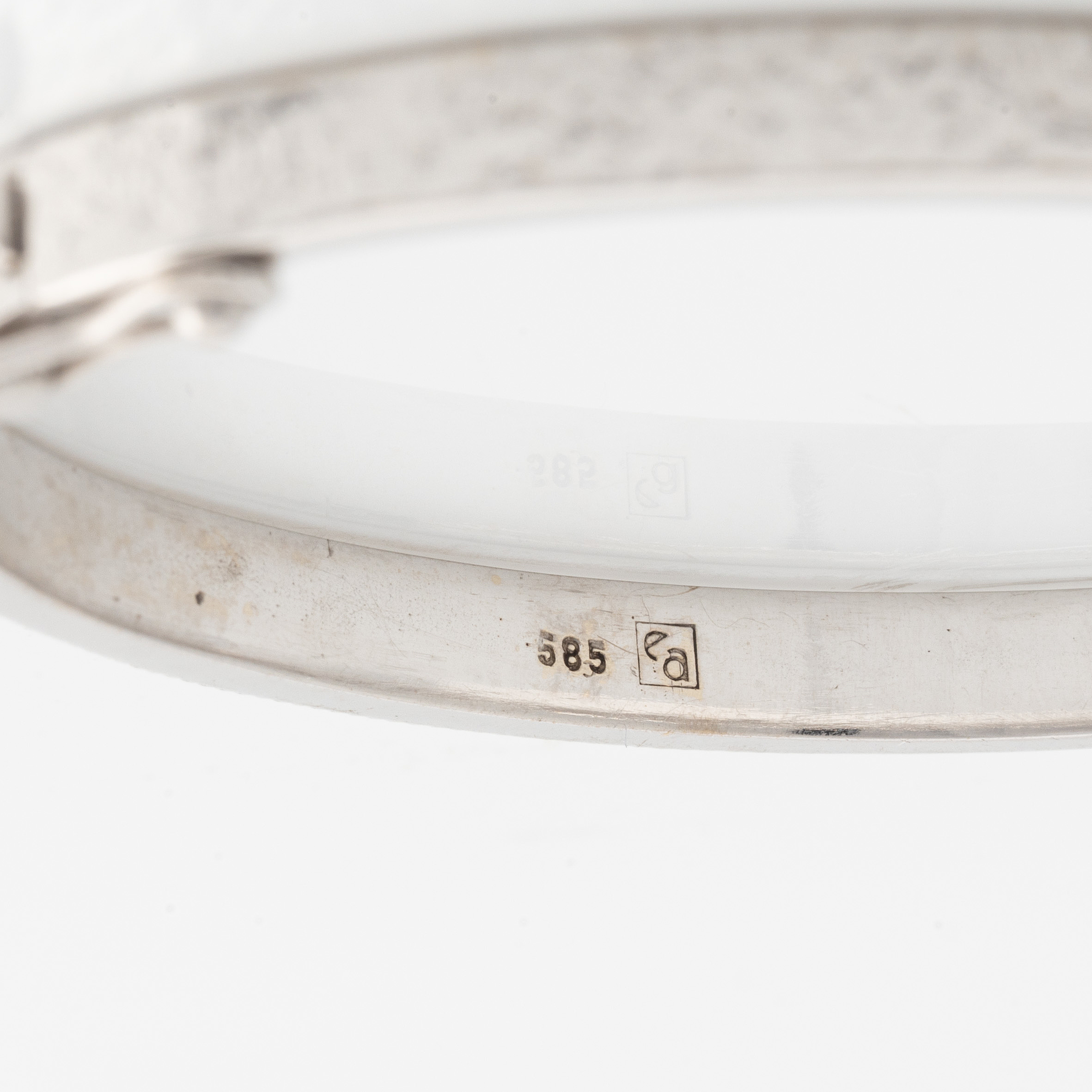 Armring 14K guld med runda briljantslipade diamanter. - Bukowskis