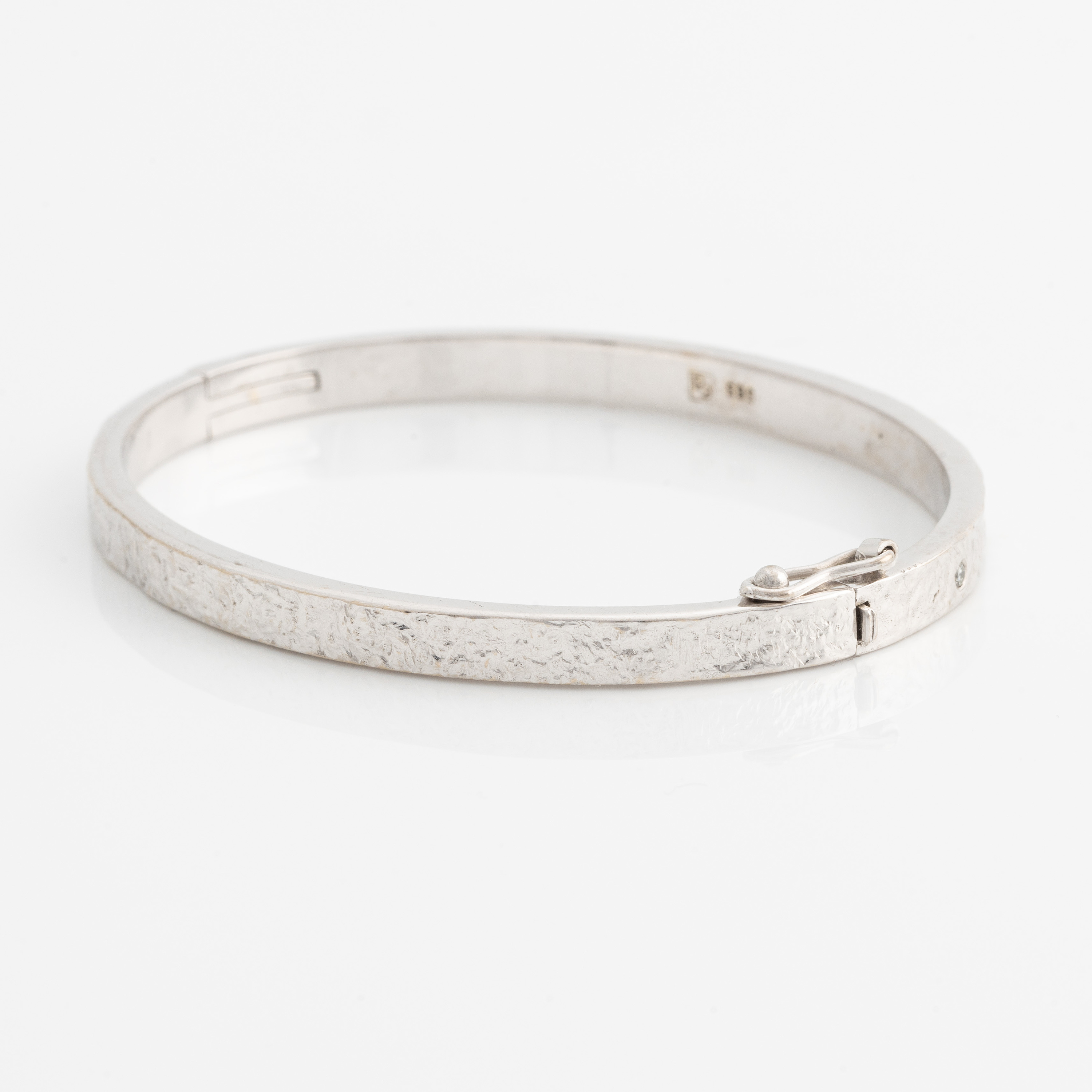 Armring 14K guld med runda briljantslipade diamanter. - Bukowskis