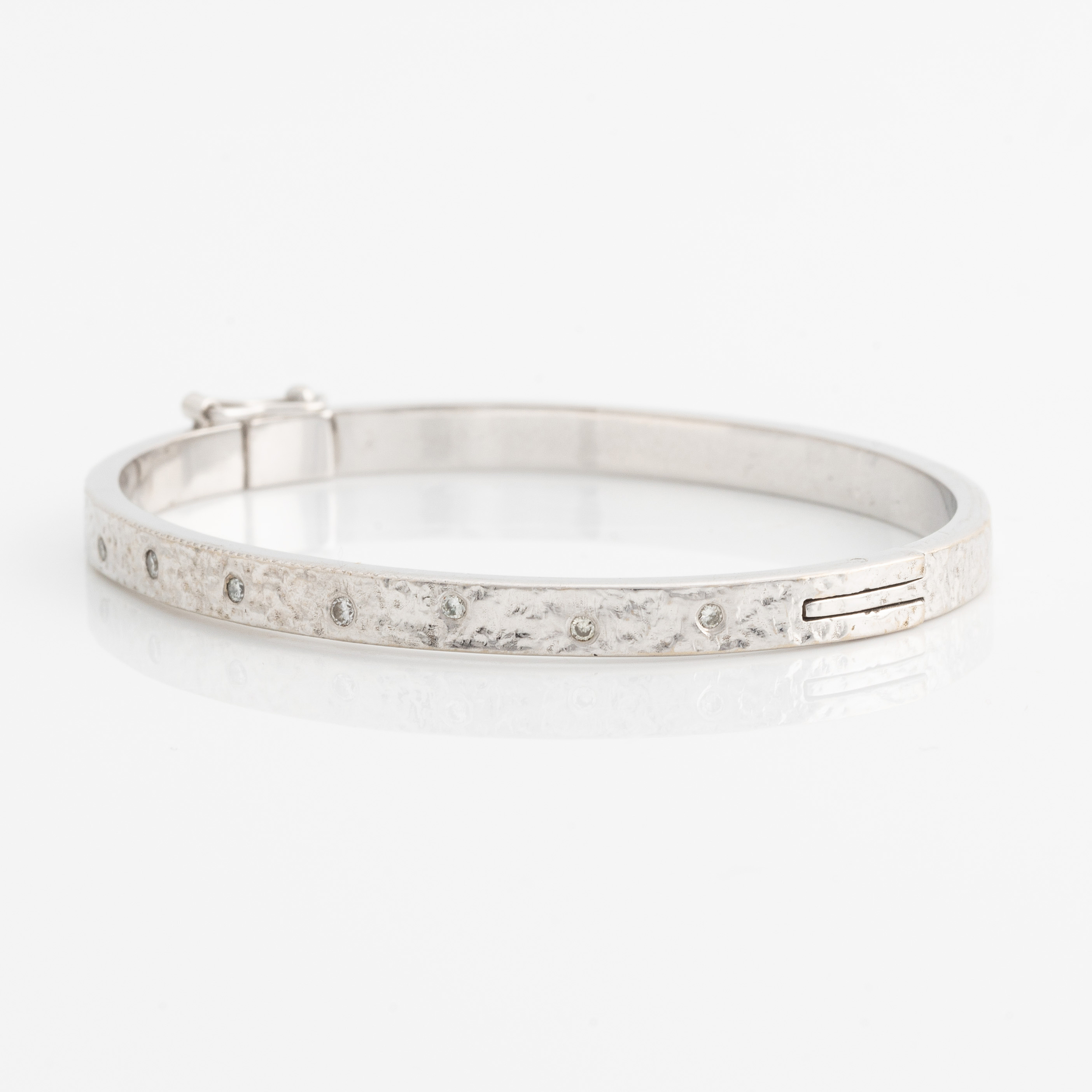 Armring 14K guld med runda briljantslipade diamanter. - Bukowskis