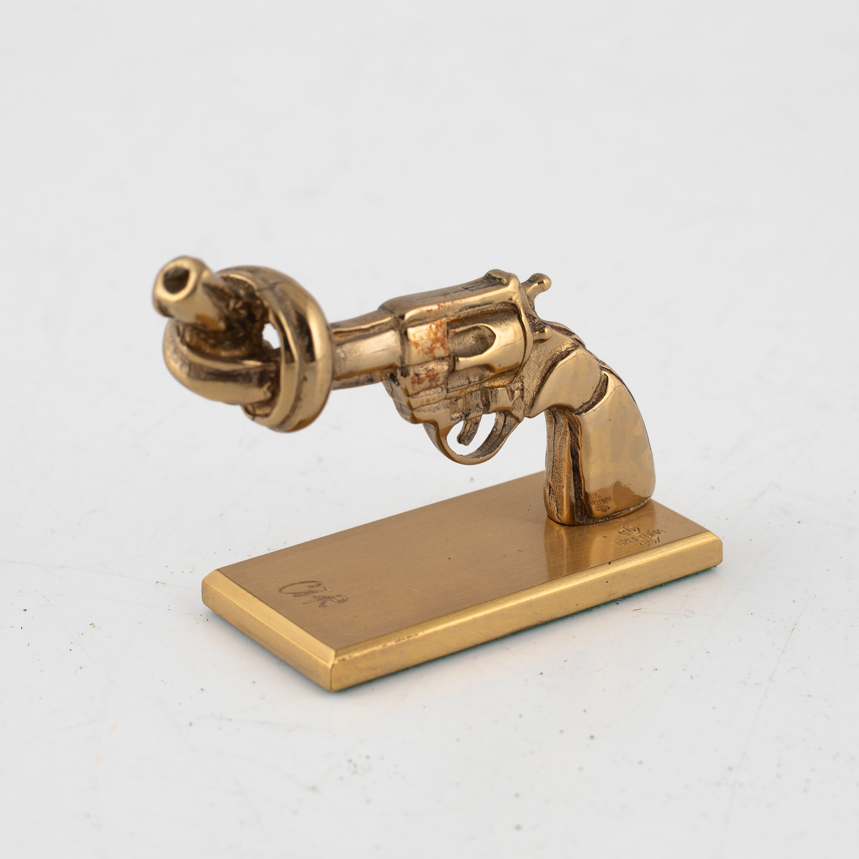 Carl Fredrik Reuterswärd, sculpture, "Non violence", Skultuna, Sweden ...