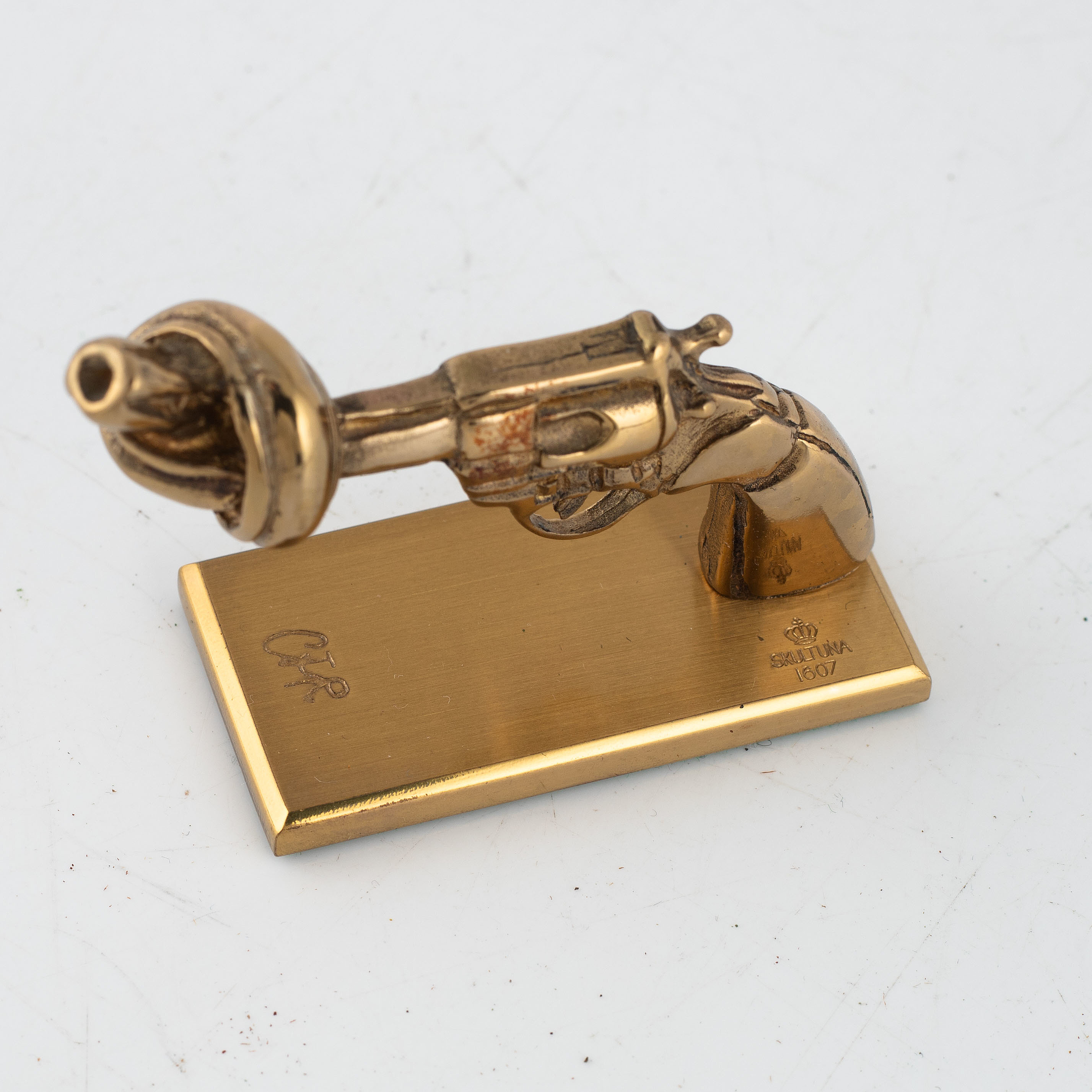 Carl Fredrik Reuterswärd, sculpture, "Non violence", Skultuna, Sweden ...