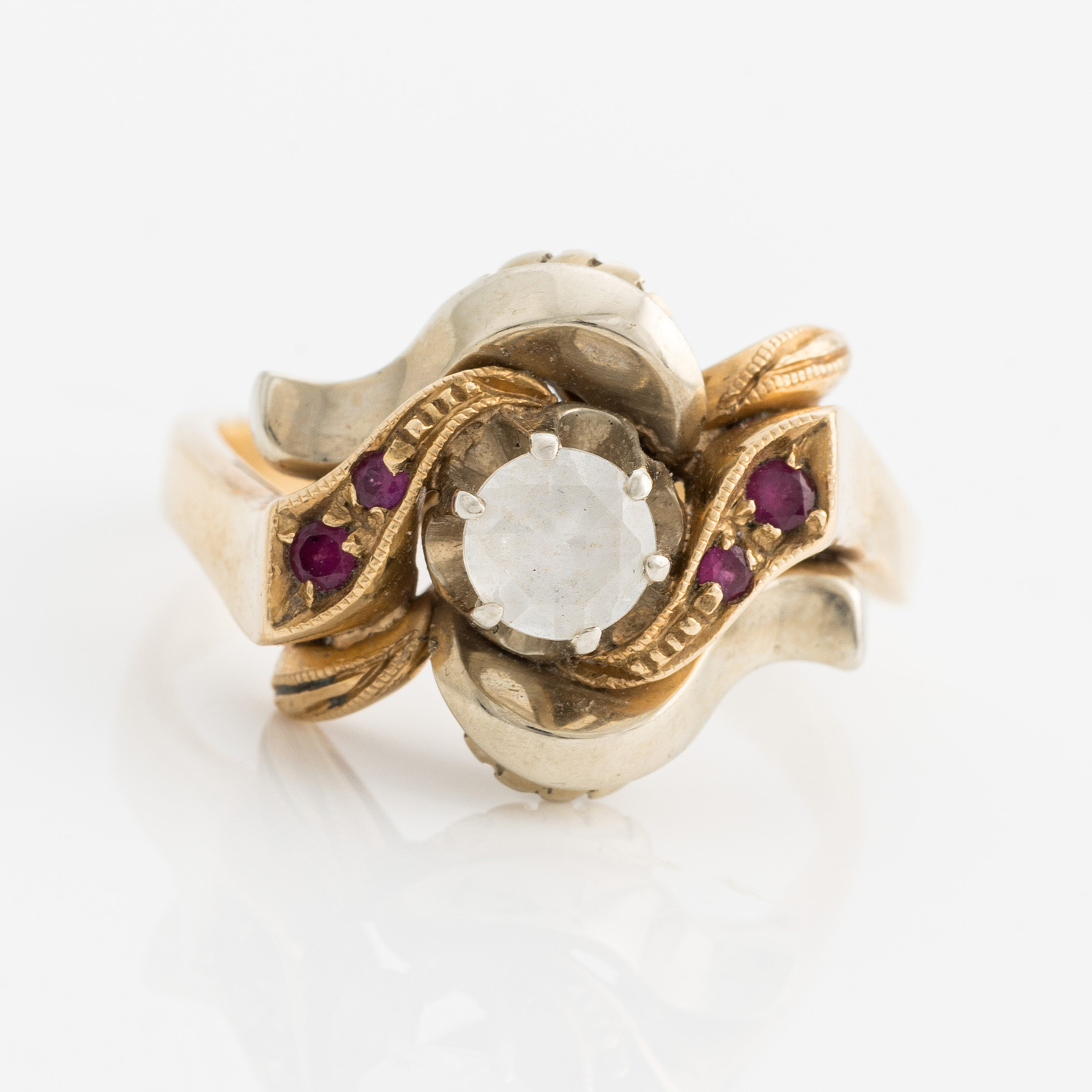 Ring, guld med vit sten och små rubiner. - Bukowskis