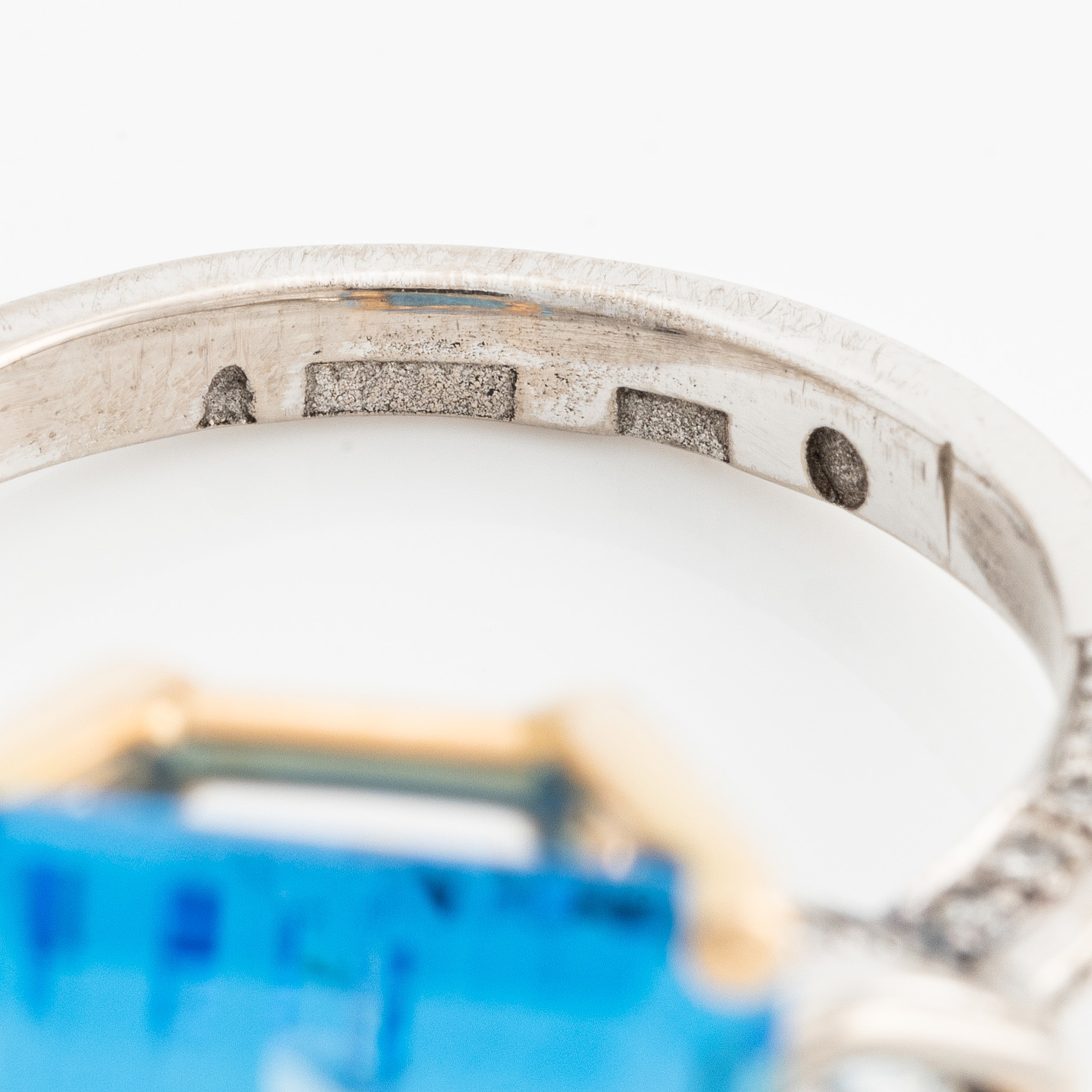 Ring, cocktailring med stor blå topas och briljantslipade diamanter ...