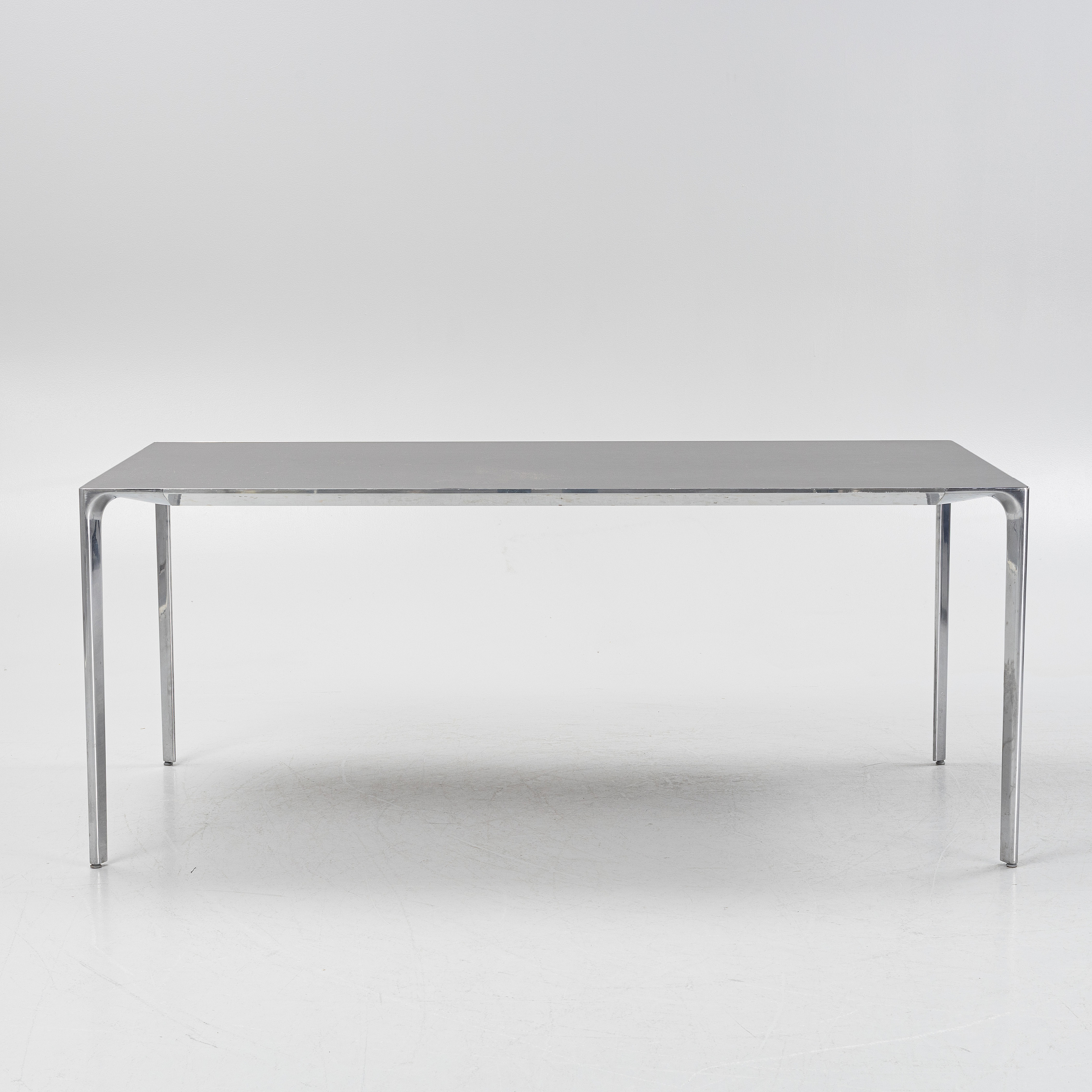 Simon Pengelly, matbord, "Nuur", Arper. - Bukowskis