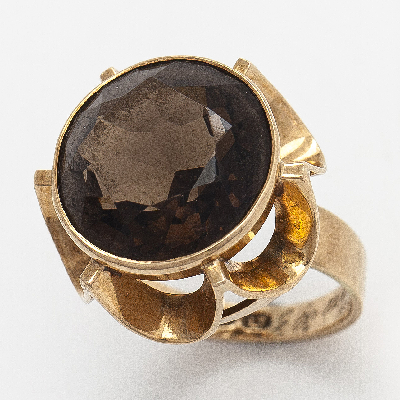 A 14K gold ring with a smoky quartz. Westerback, Helsinki 1964. - Bukowskis