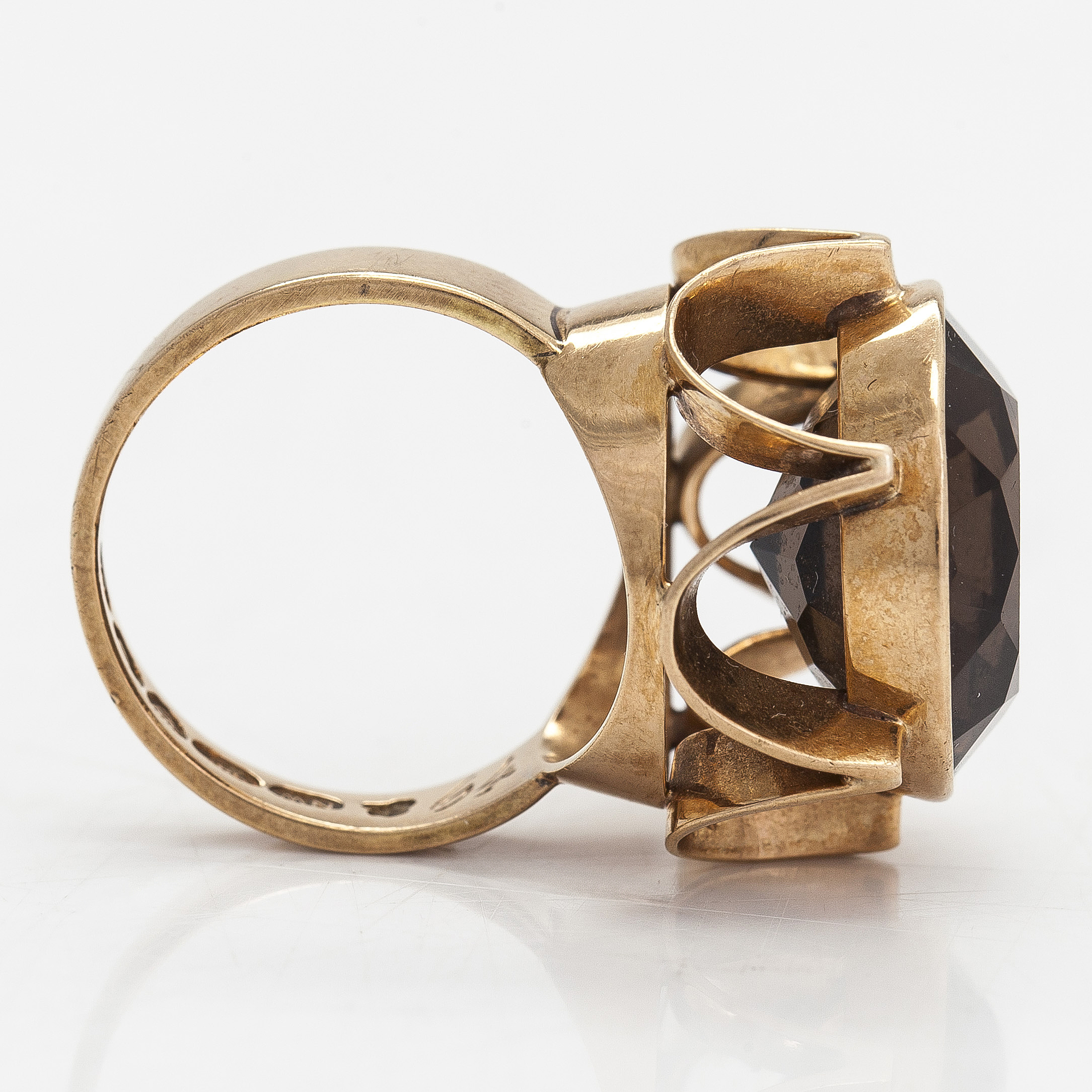 A 14K gold ring with a smoky quartz. Westerback, Helsinki 1964. - Bukowskis