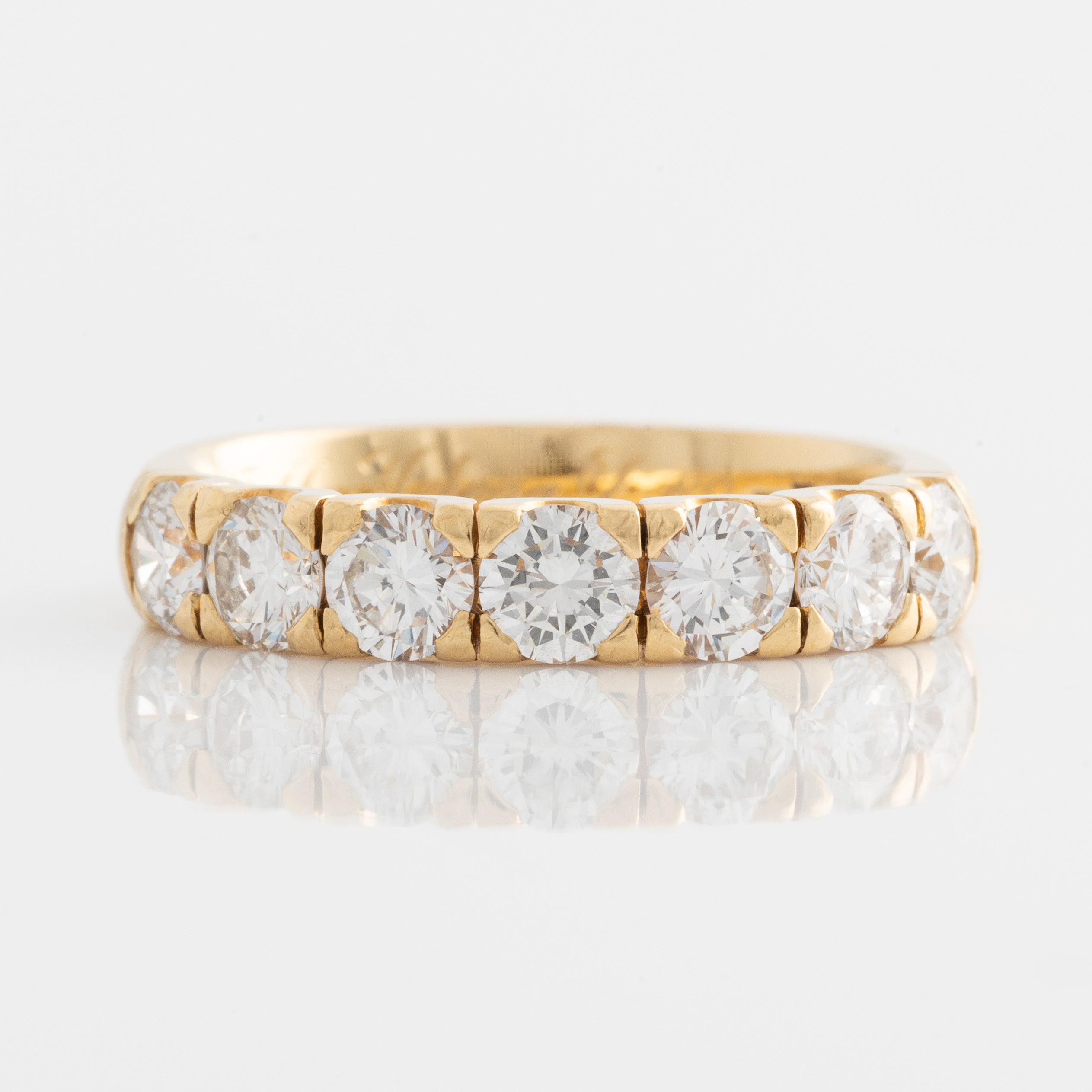 Alliance ring in 18K gold with round brilliant-cut diamonds. - Bukowskis