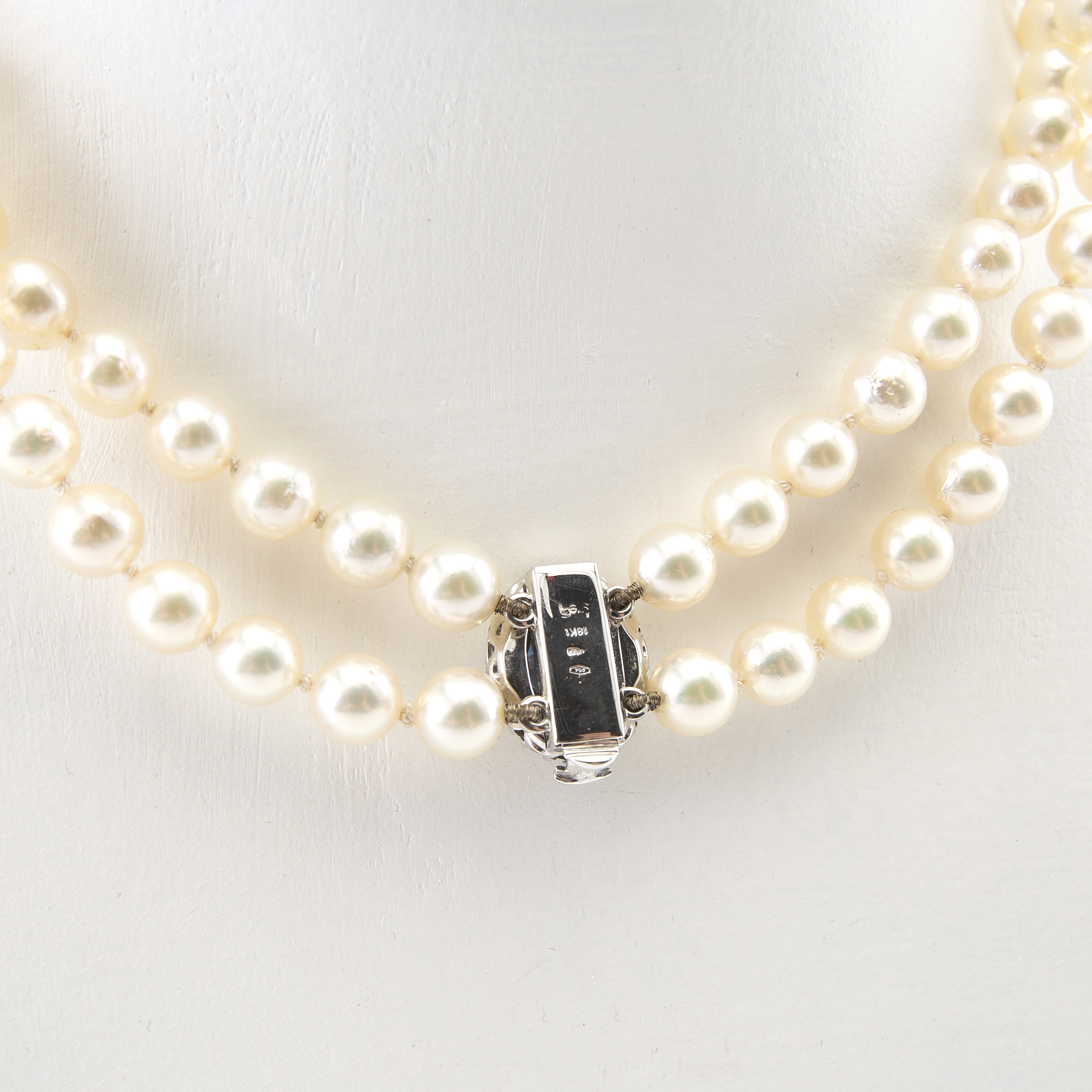 Halsband av odlade pärlor och lås i 18K vitt guld med en oval ...