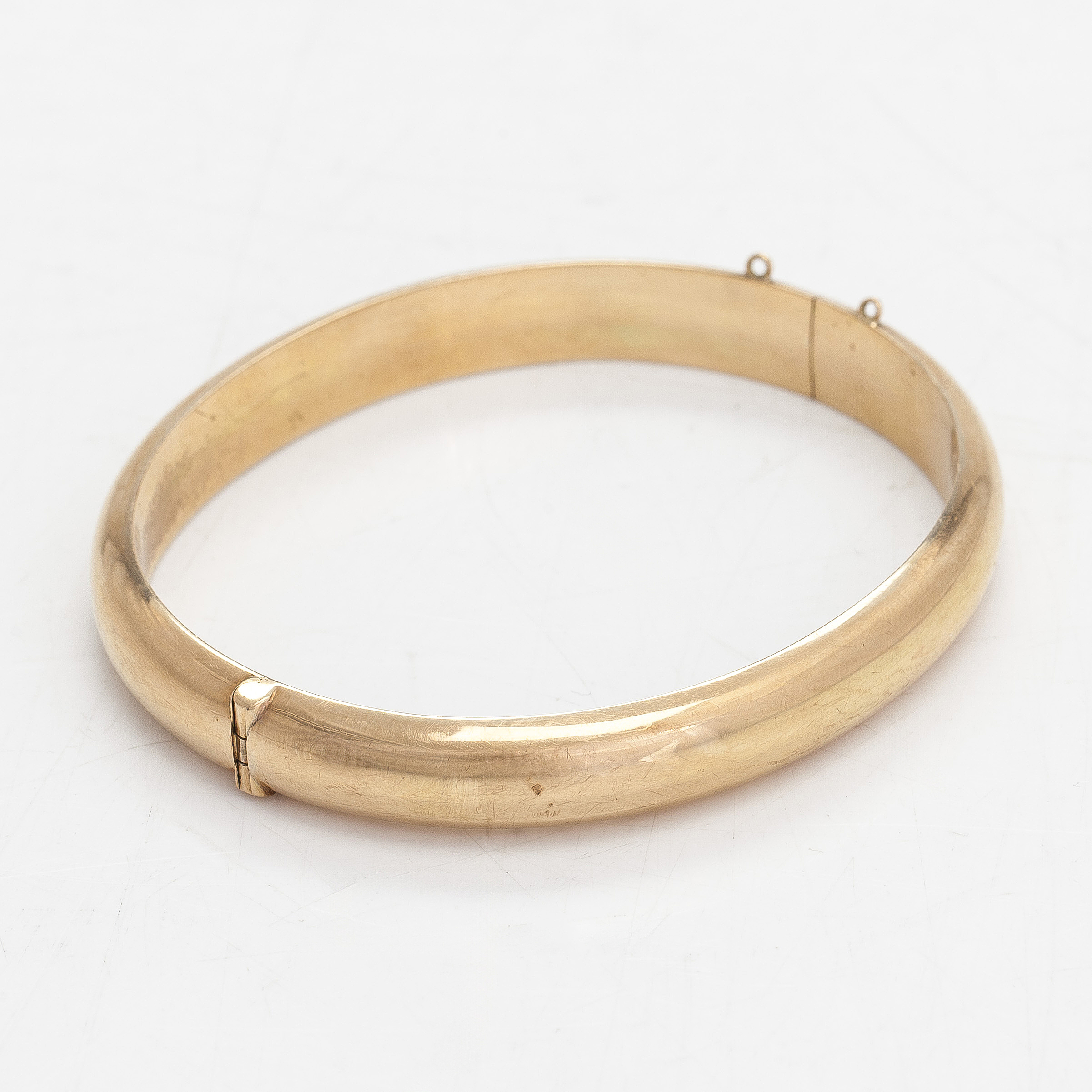 Armring, 14K guld, Aimo Koskinen, Helsingfors 1967. - Bukowskis