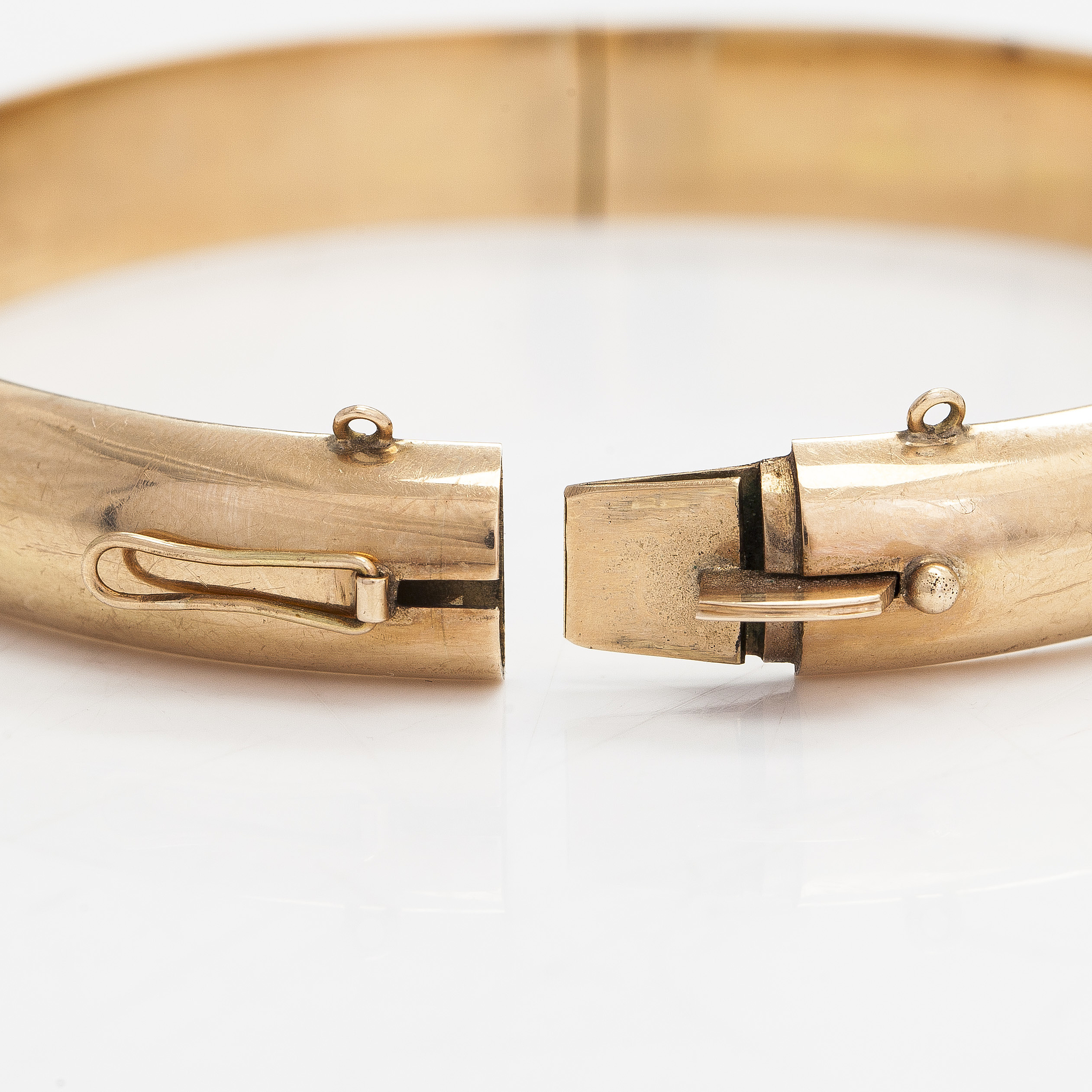 A 14K gold bangle, Aimo Koskinen, Helsinki 1967. - Bukowskis