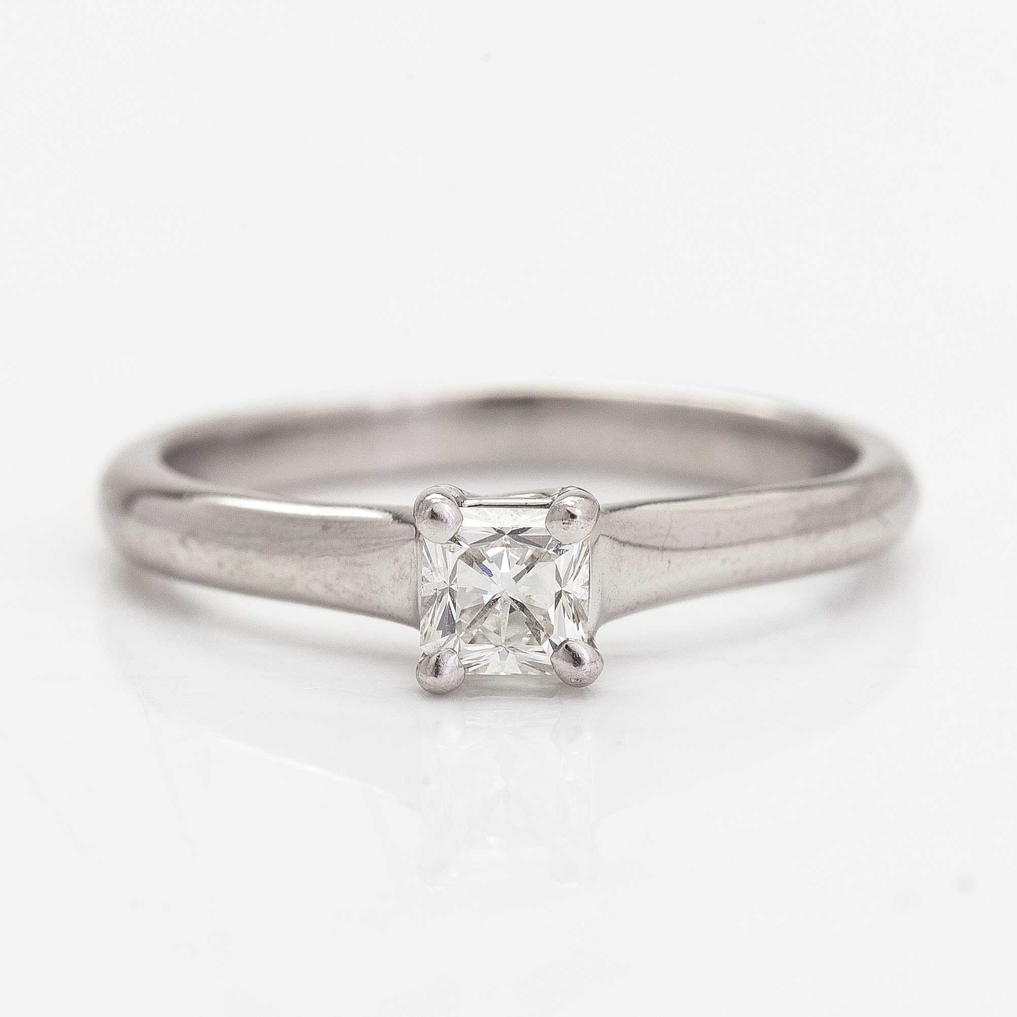 Tiffany & Co, ring, solitär, "Lucida", platina med en fyrkantig diamant ...