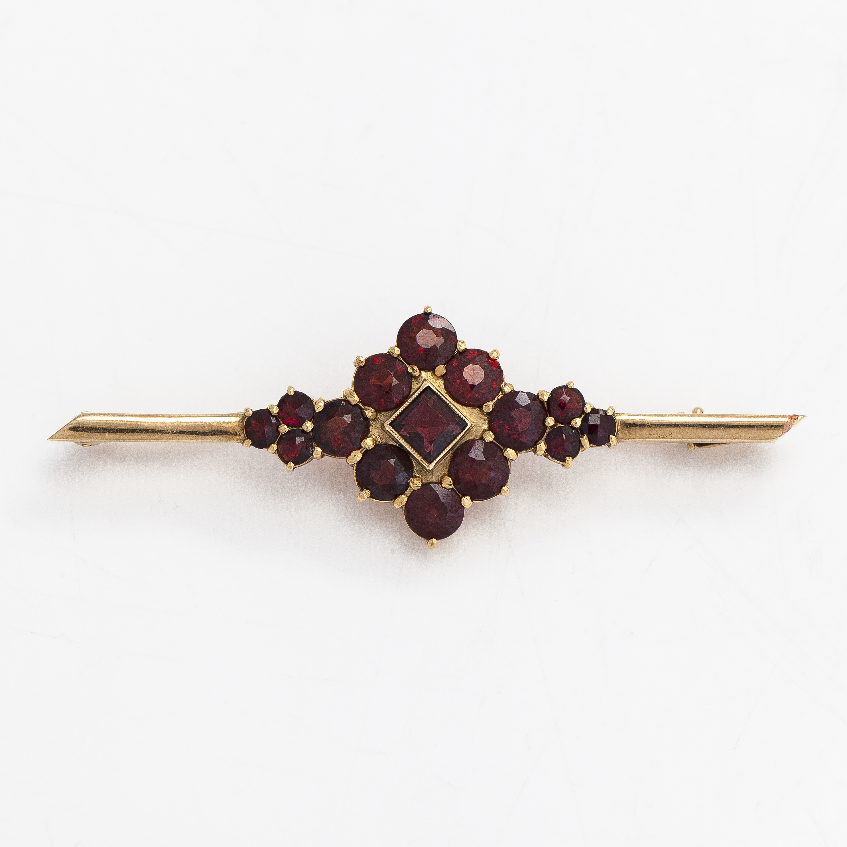 Armring samt brosch, 14K guld och granater. Suomen Kultaseppä Oy, Åbo ...