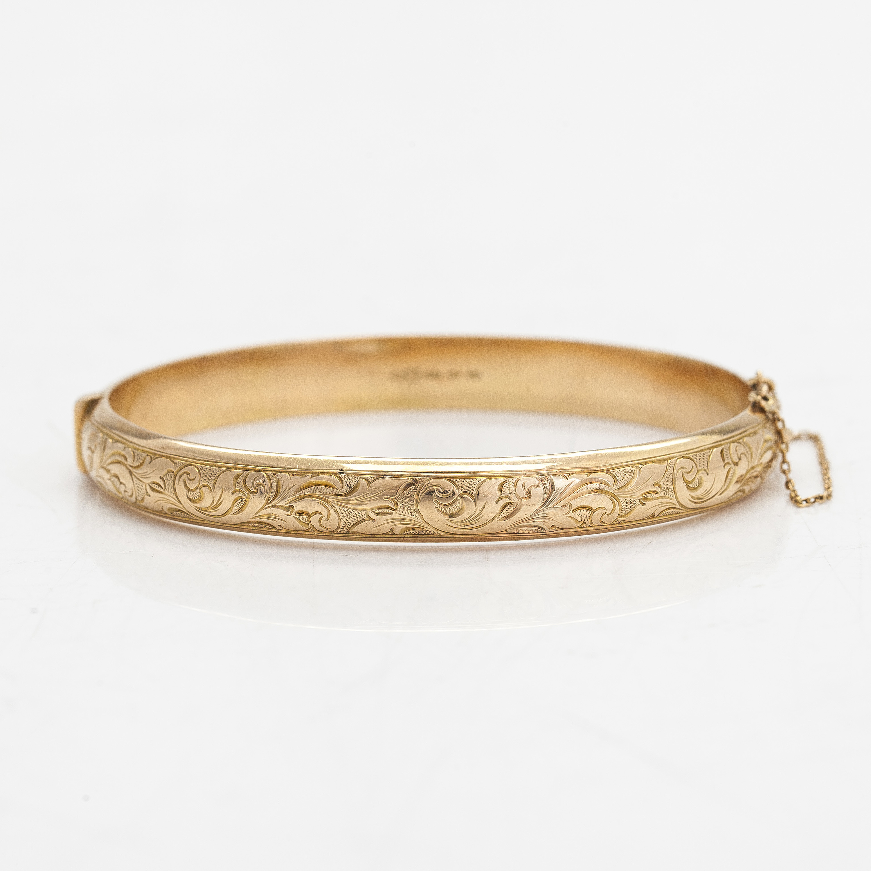 A 14K gold bangle, engraved decoration, Suomen Kultaseppä Oy, Turku ...