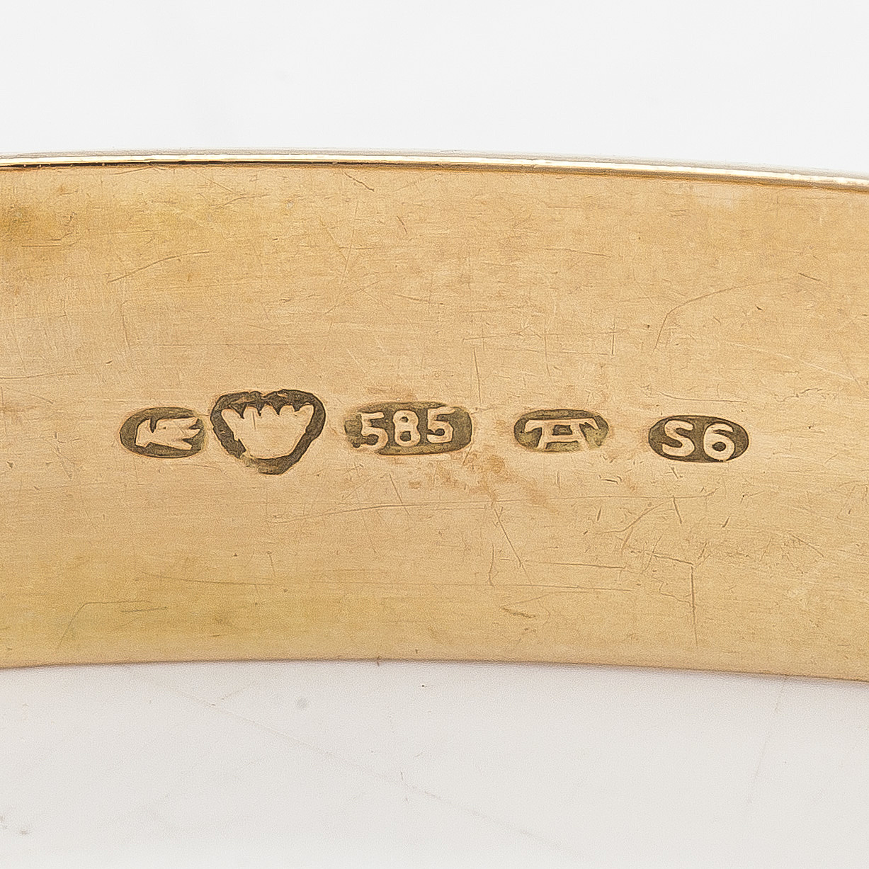 A 14K gold bangle, engraved decoration, Suomen Kultaseppä Oy, Turku ...