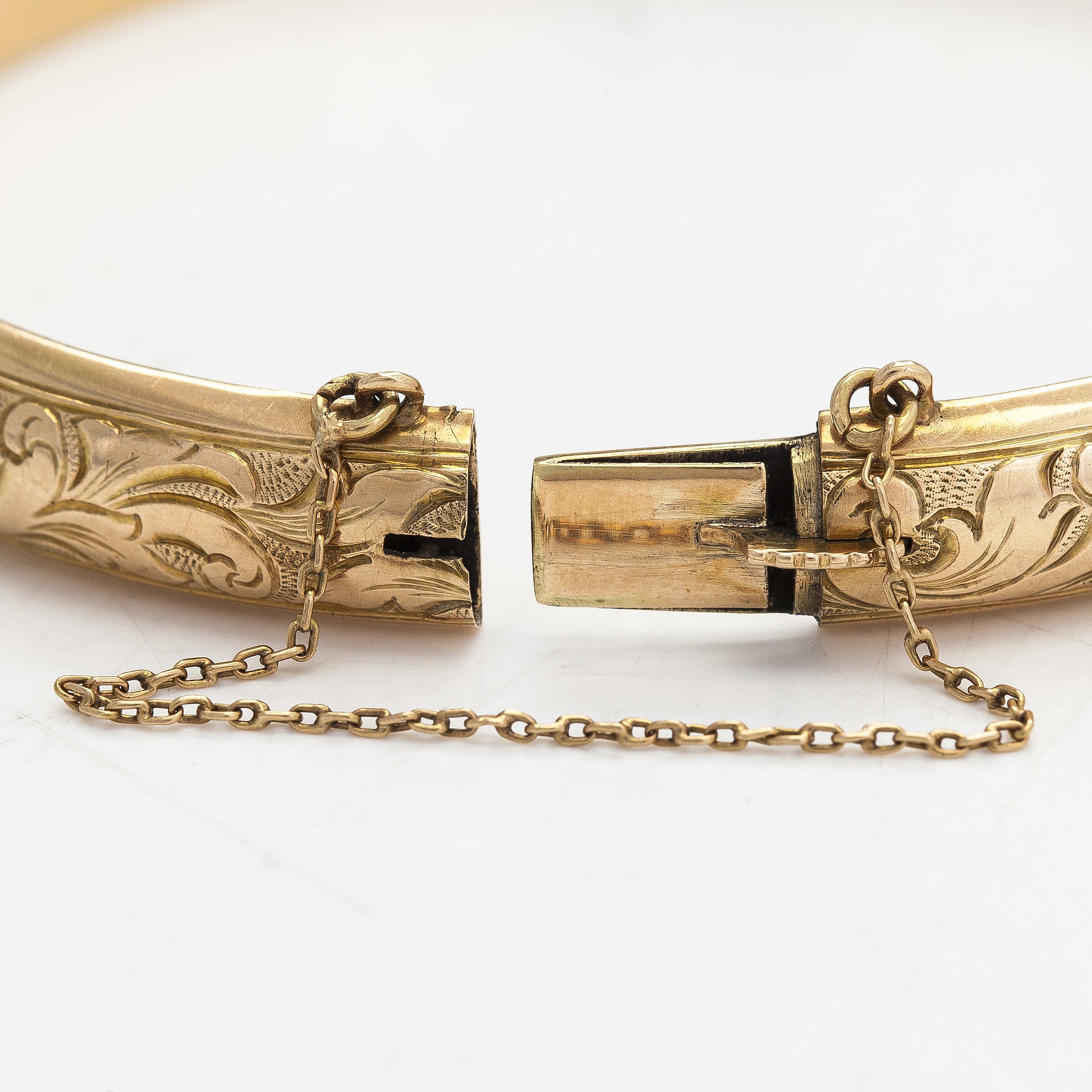 A 14K gold bangle, engraved decoration, Suomen Kultaseppä Oy, Turku ...