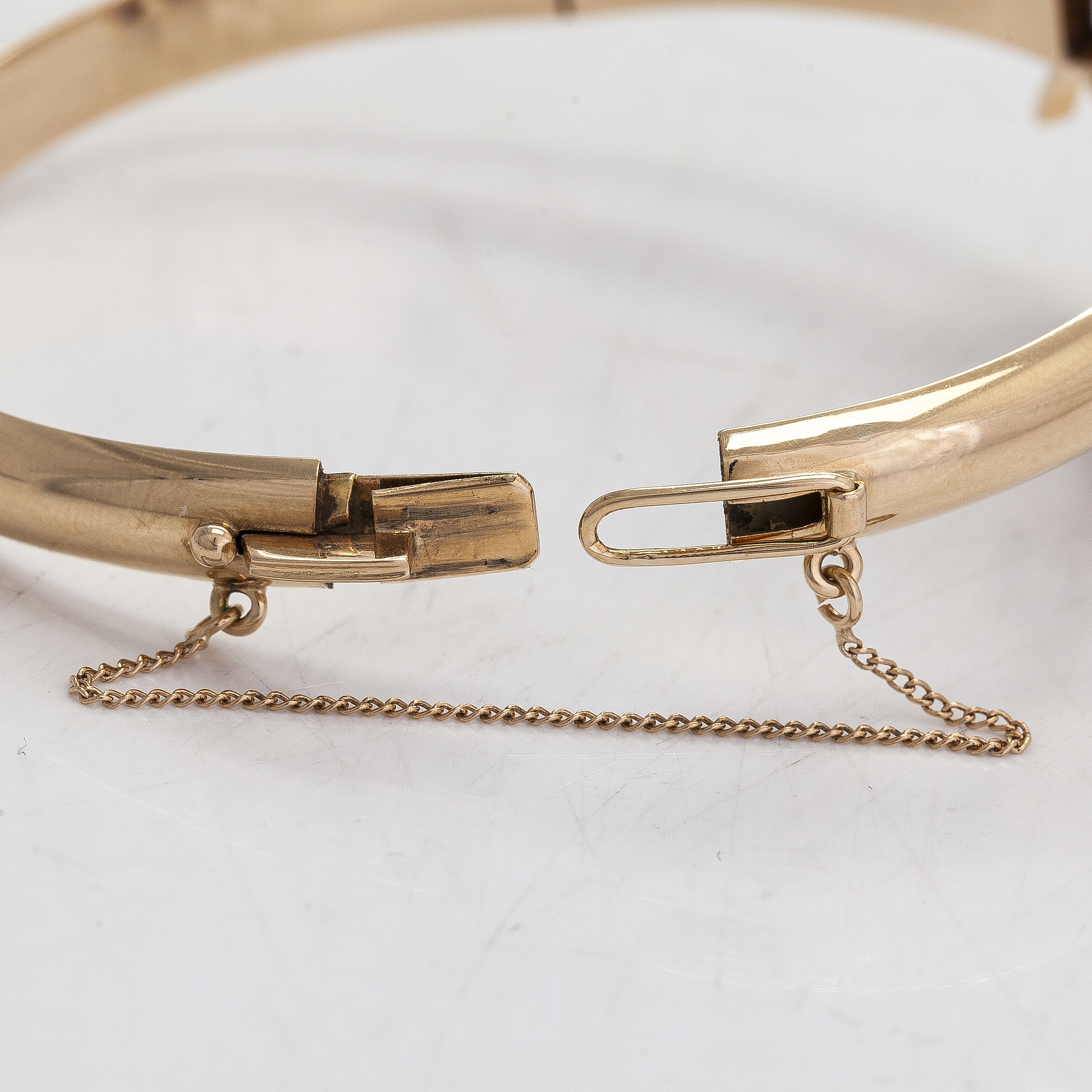 Eero Rislakki, Armring, 14K guld samt ametister, Westerback, Helsingfors 1961. - Bukowskis