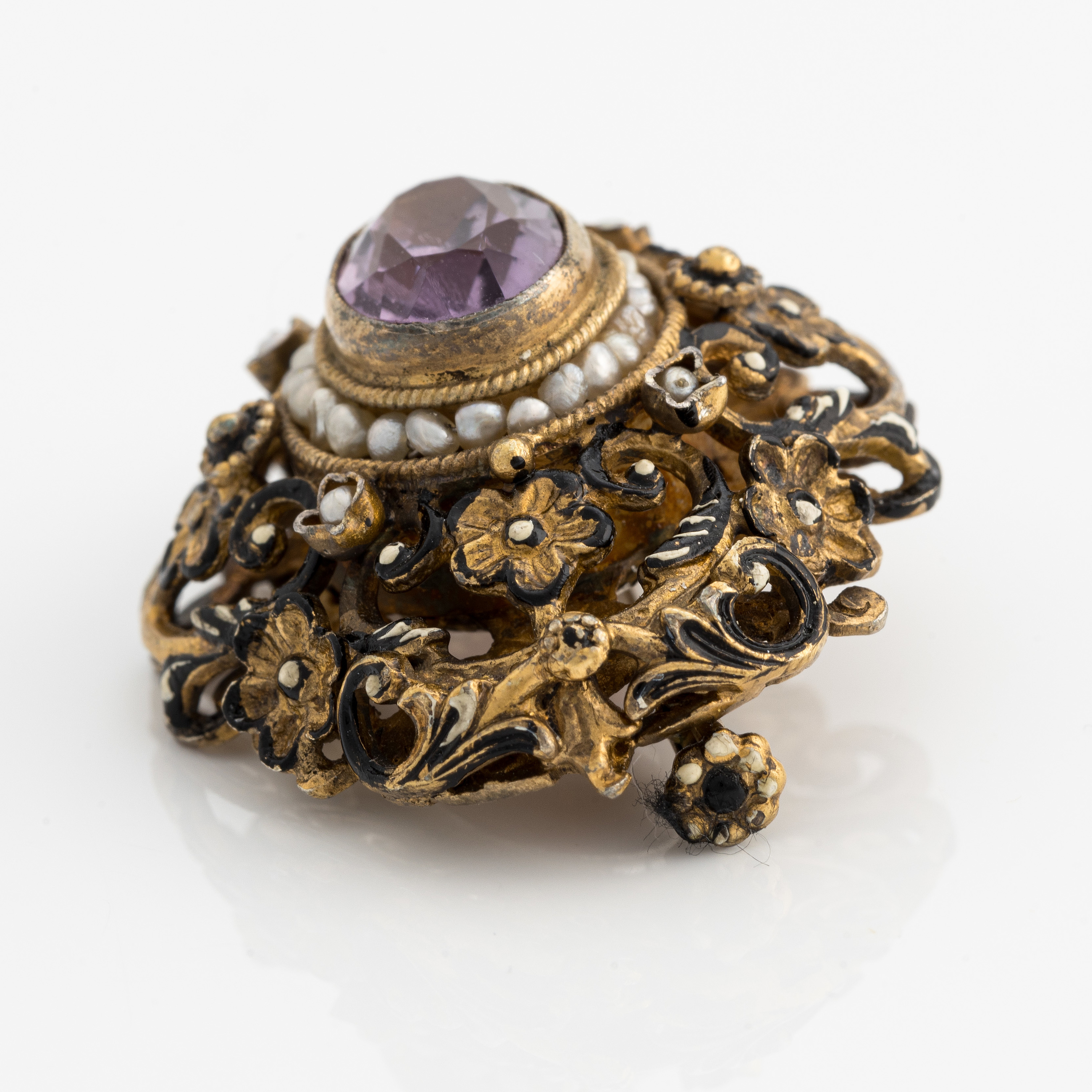 Brosch, med ametist, svart emalj och seedpärlor. - Bukowskis