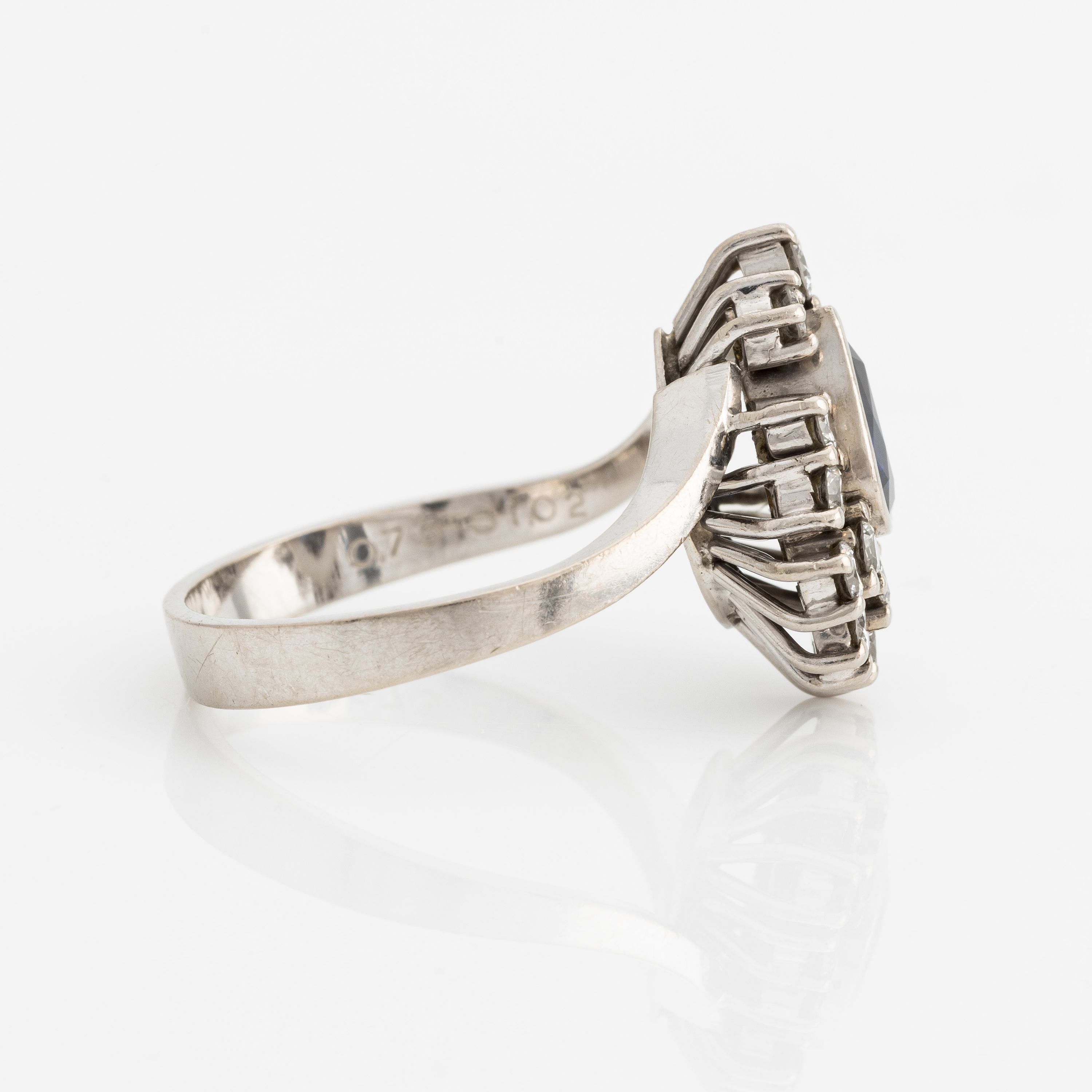 Ring 18K vitguld med droppformad safir och briljantslipade diamanter ...