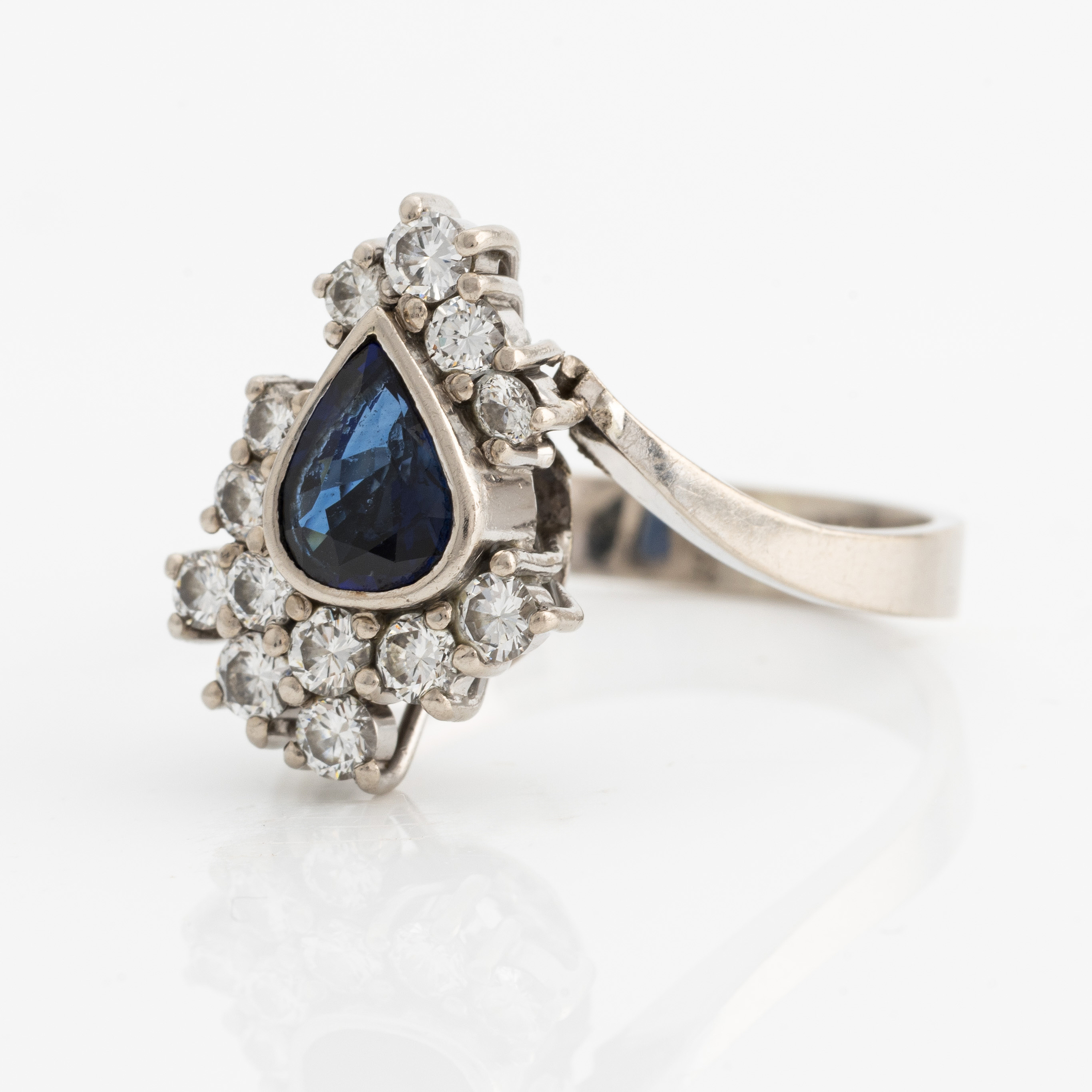 Ring 18K vitguld med droppformad safir och briljantslipade diamanter ...