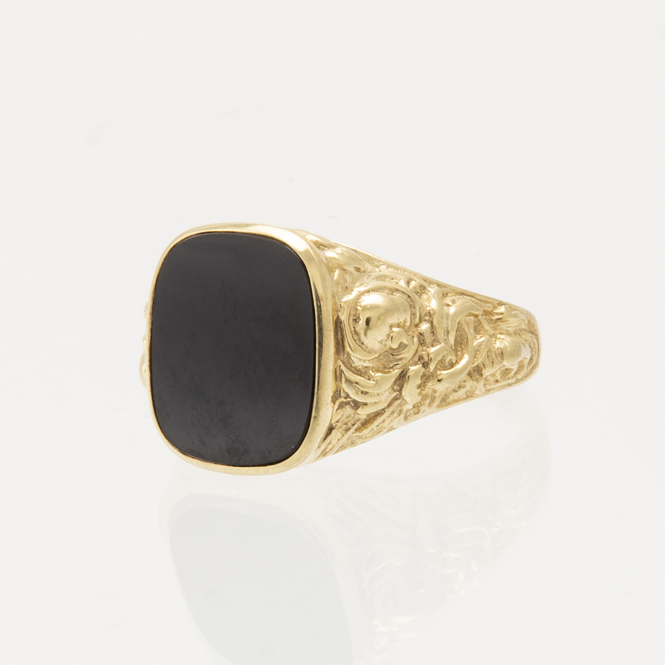 Ring/signet ring in 9K gold with a black polished stone. - Bukowskis
