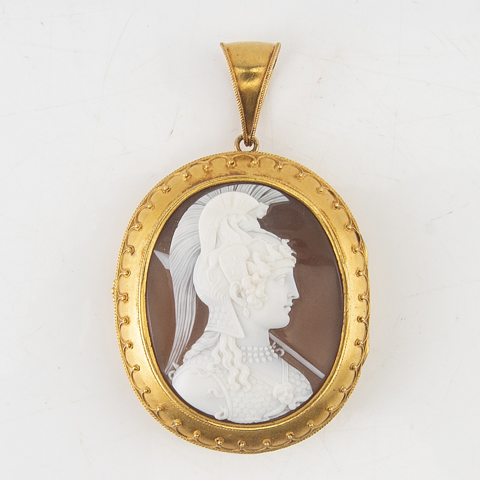 A 14K gold medallion with carved shell cameo. - Bukowskis