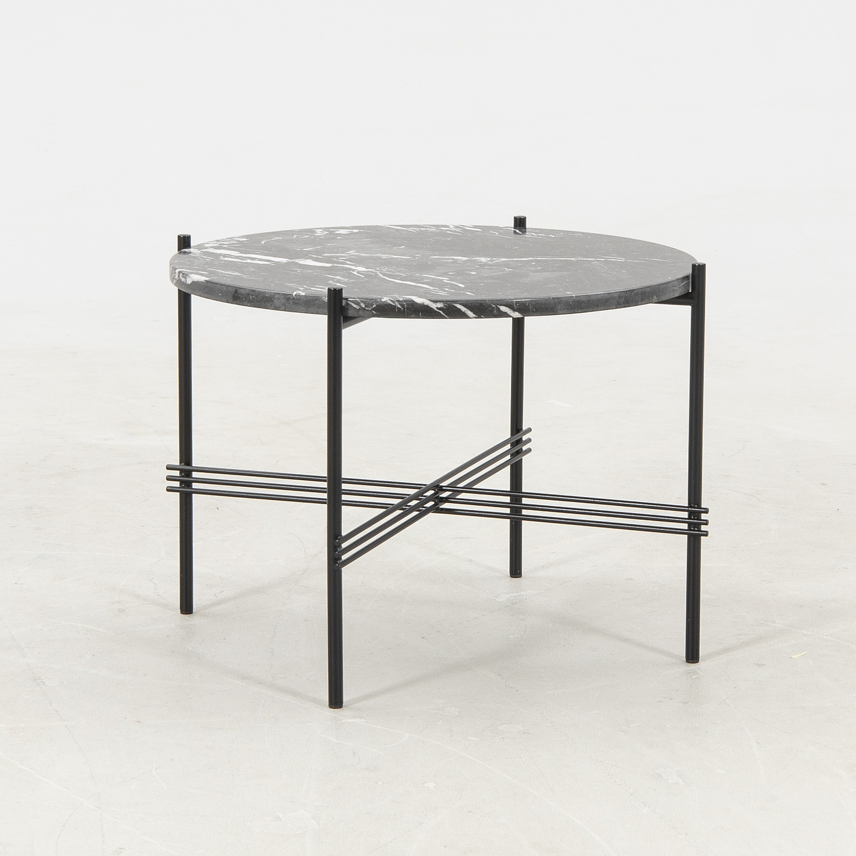 Side Table Gubi 21st Century. - Bukowskis