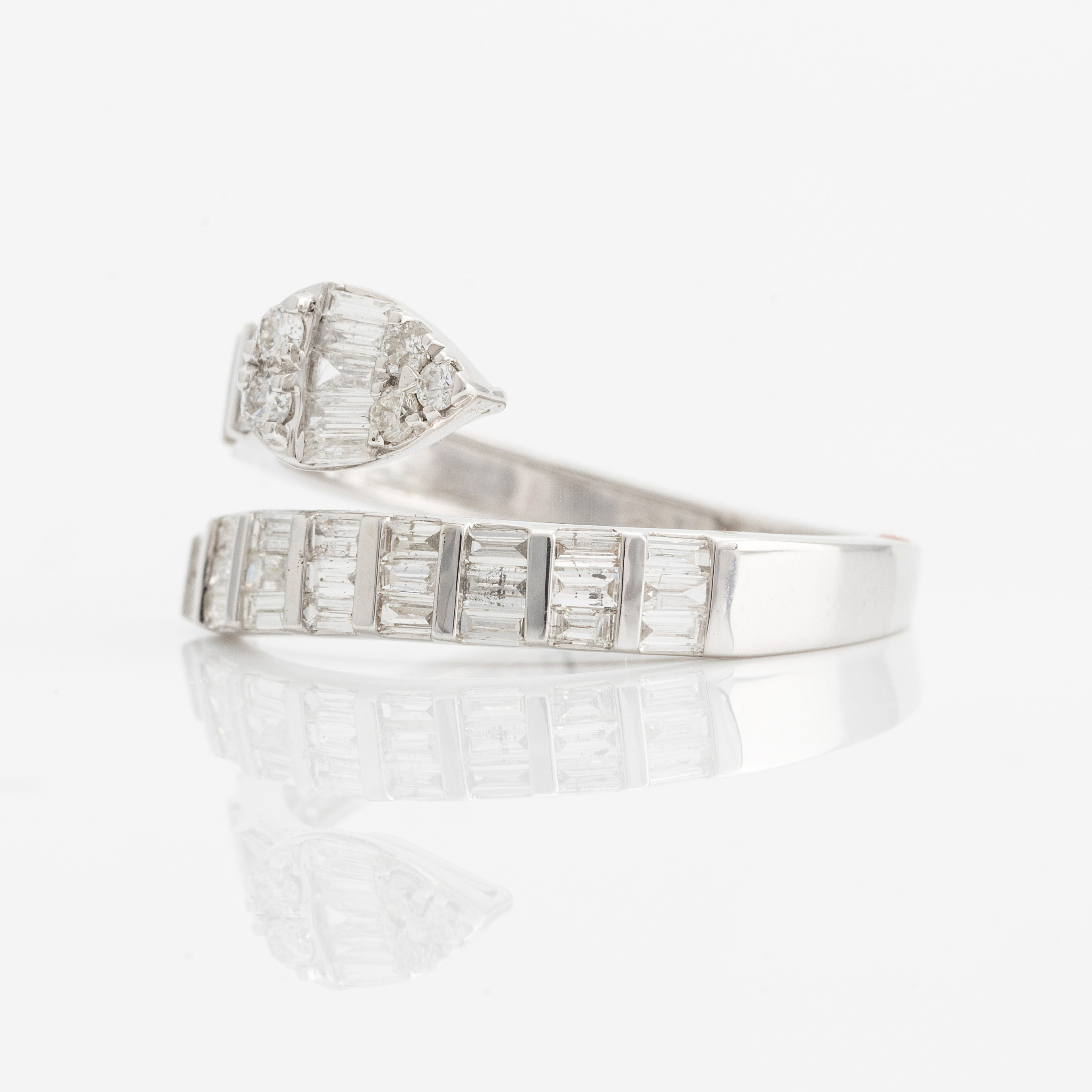 Ring. stiliserad ormmotiv med baguetteslipade diamanter. - Bukowskis