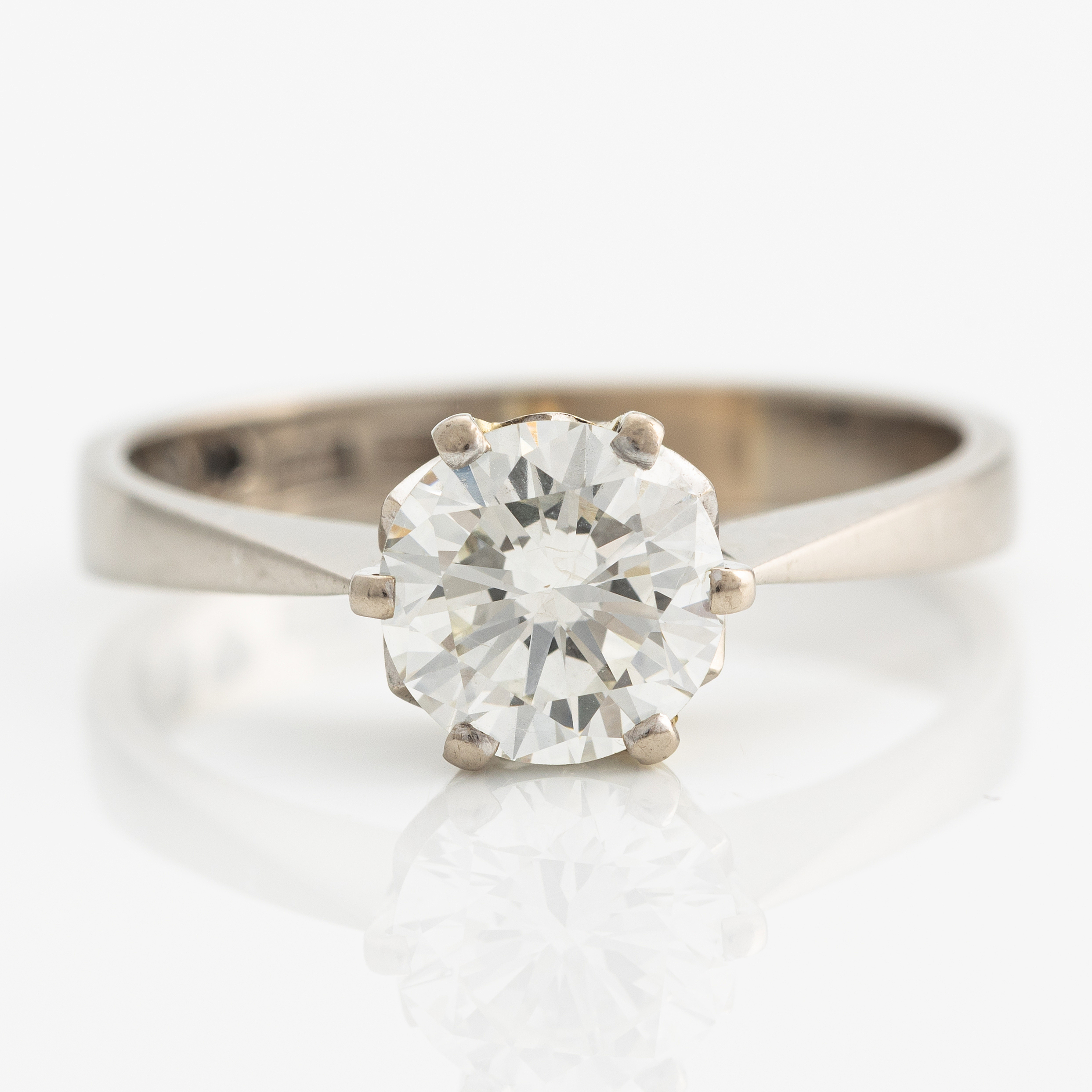 Ring in 18K white gold with a round brilliant-cut diamond. - Bukowskis