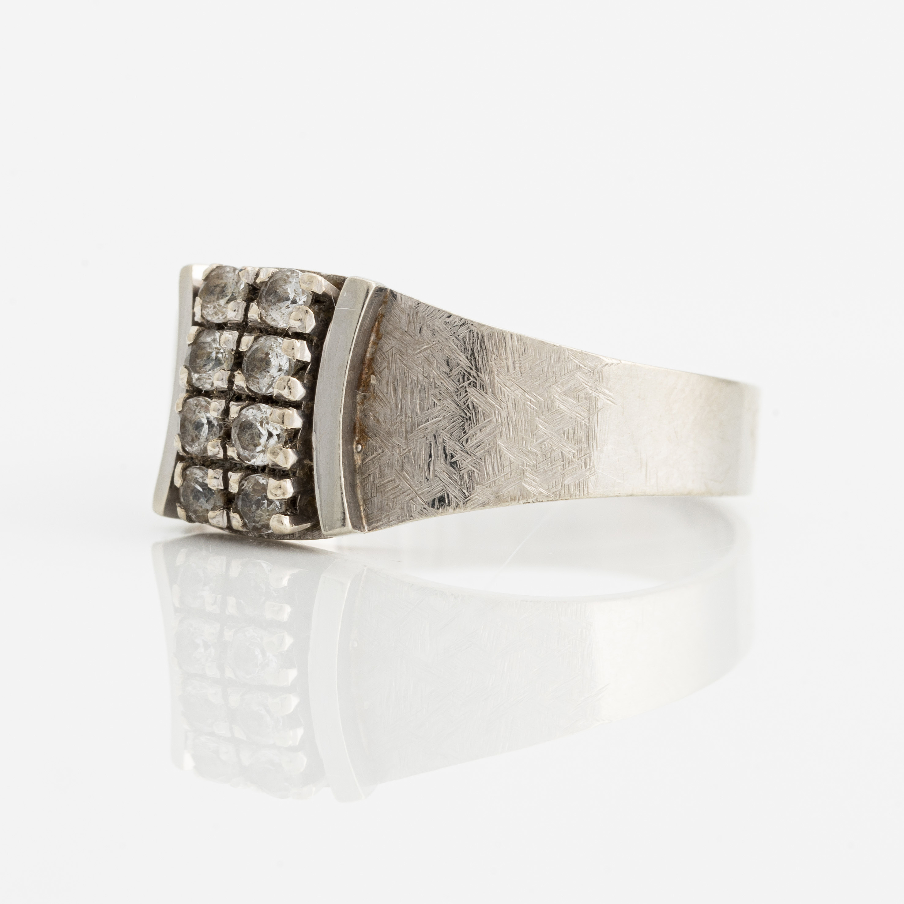 Ring, 18K white gold with faceted white stones. - Bukowskis