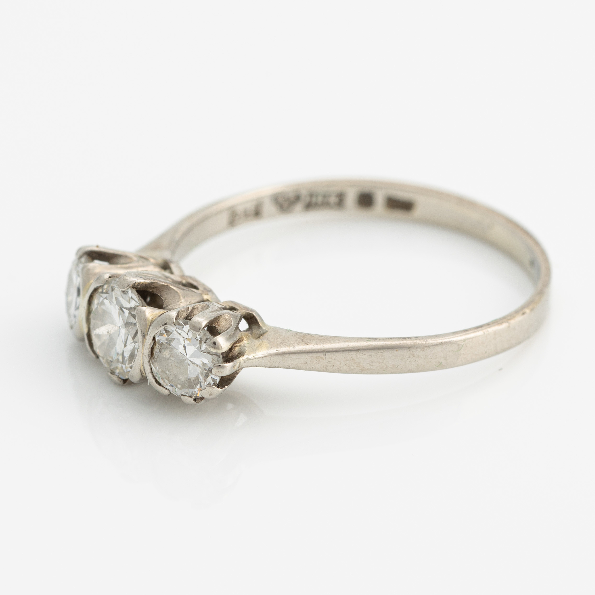 Ring, 18K vitguld med tre briljantslipade diamanter. - Bukowskis