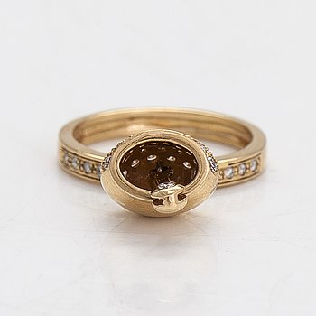 An 18K gold ring with ca. 0.30 ct of diamonds in total. - Bukowskis
