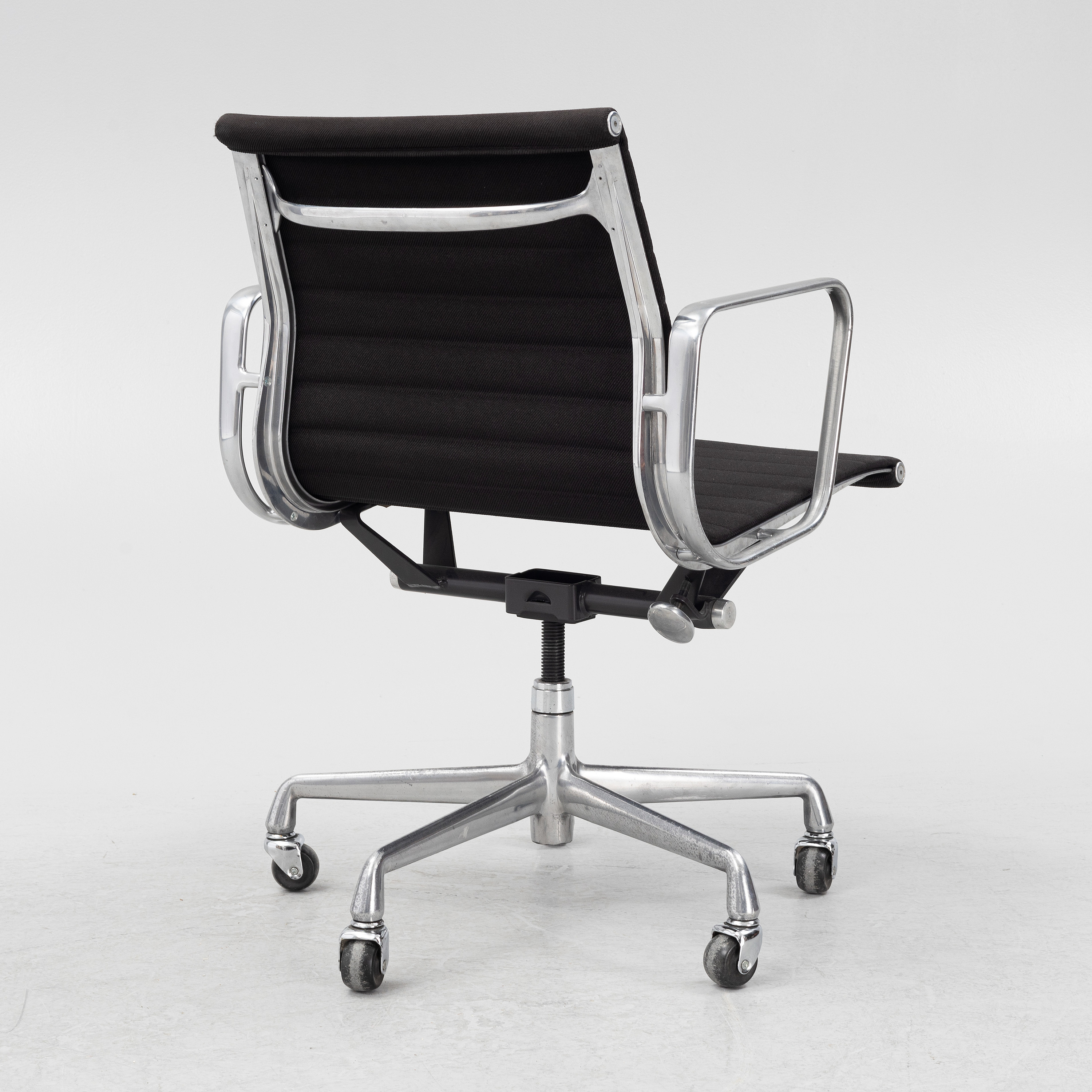 Charles & Ray Eames, swivel chair, 'EA 335', Norman Miller 1997 ...