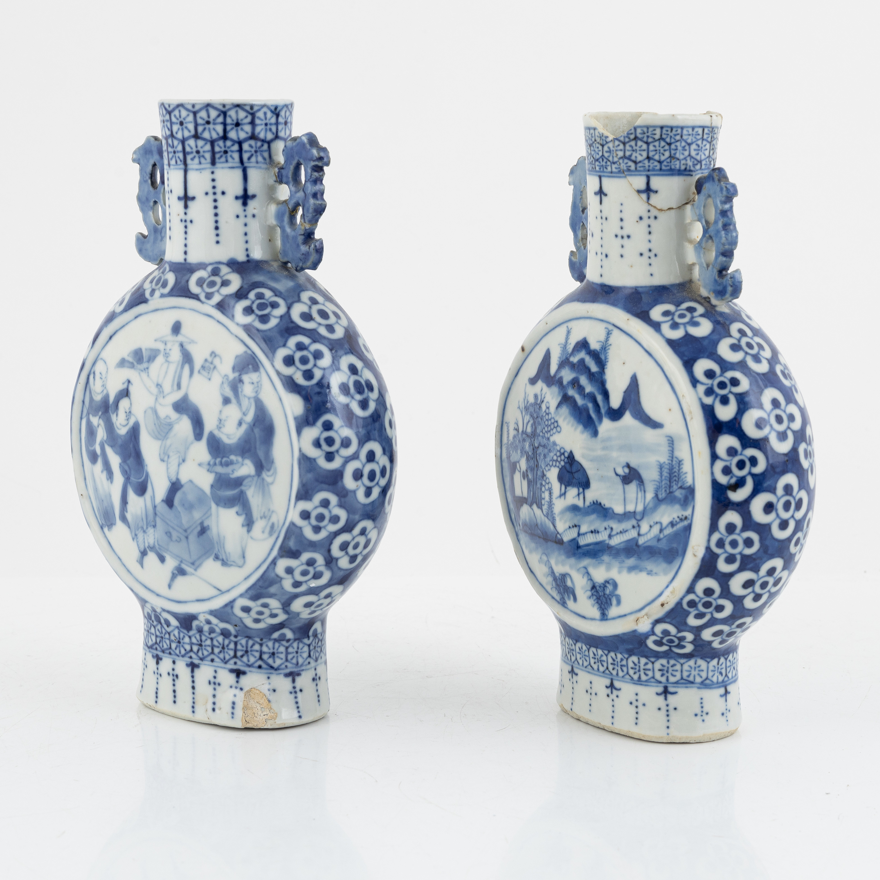 Two blue and white porcelain moon flasks, China, 19th century. - Bukowskis