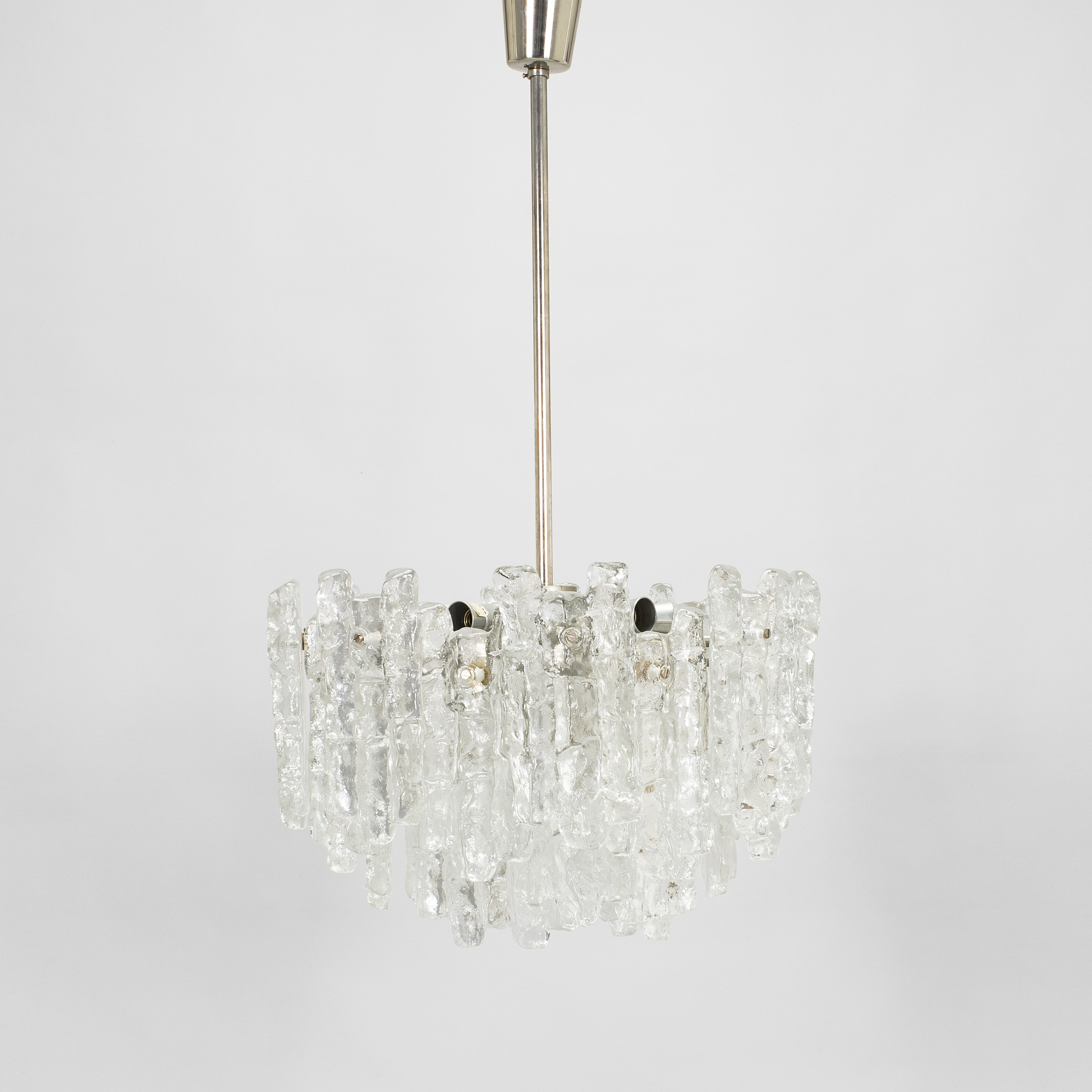 A 1960s "Ice block chandelier" by J.T Design, Kalmar, Austria. - Bukowskis