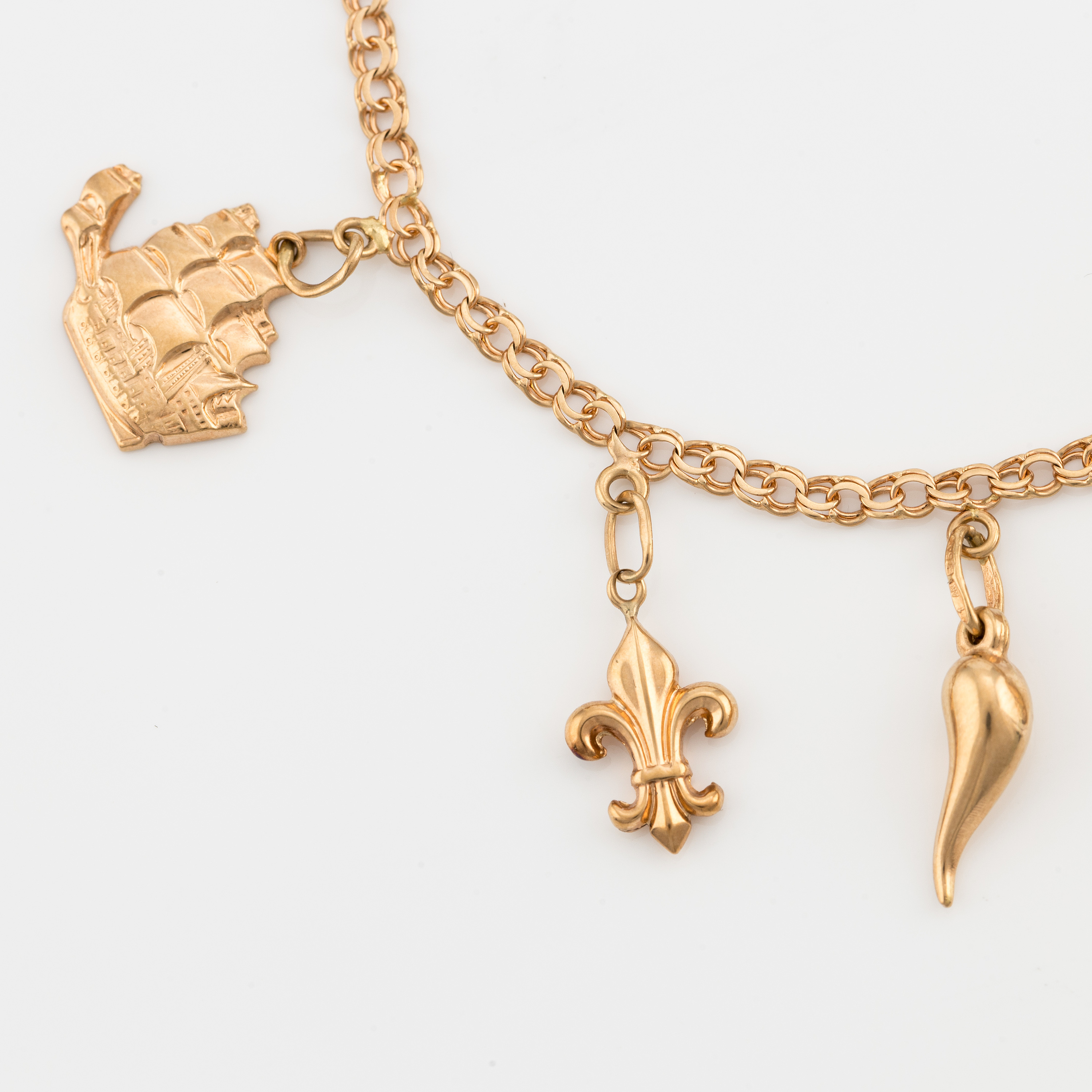 Armband, 18K guld, med berlocker. - Bukowskis
