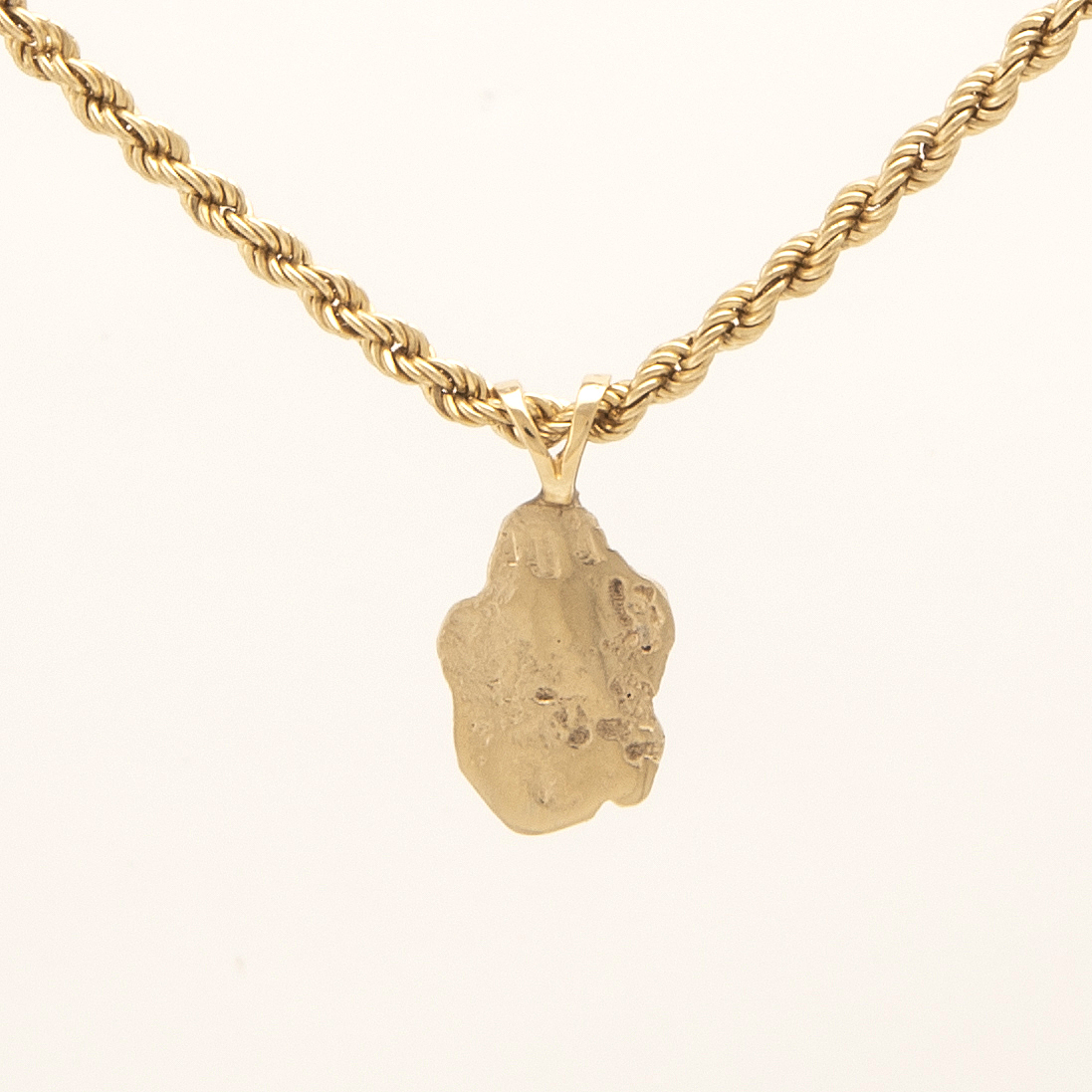 Halsband 14K guld med hänge i form av en guldklimp (nugget). - Bukowskis