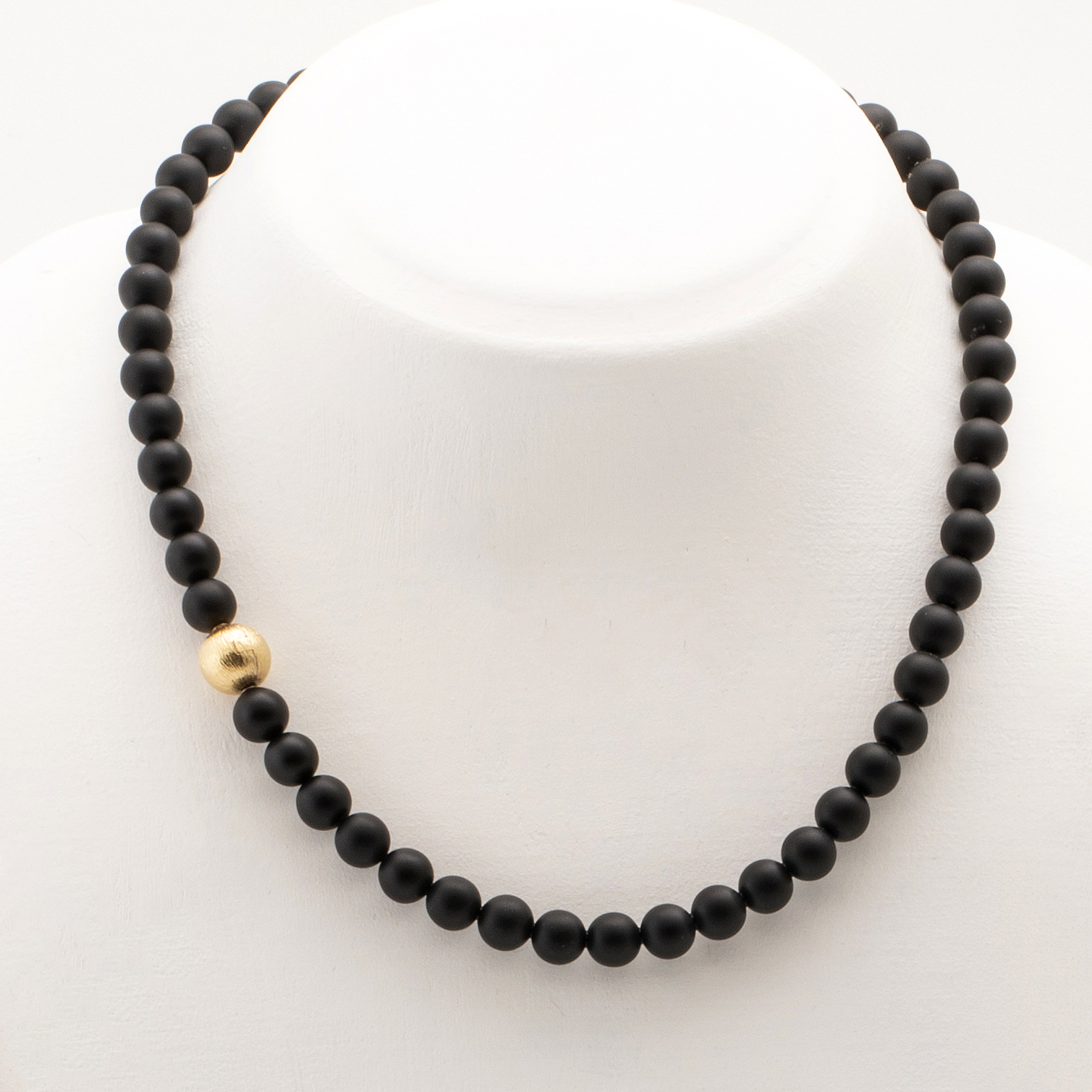 Ole Lynggaard, two necklaces and clasp in 18K gold. - Bukowskis