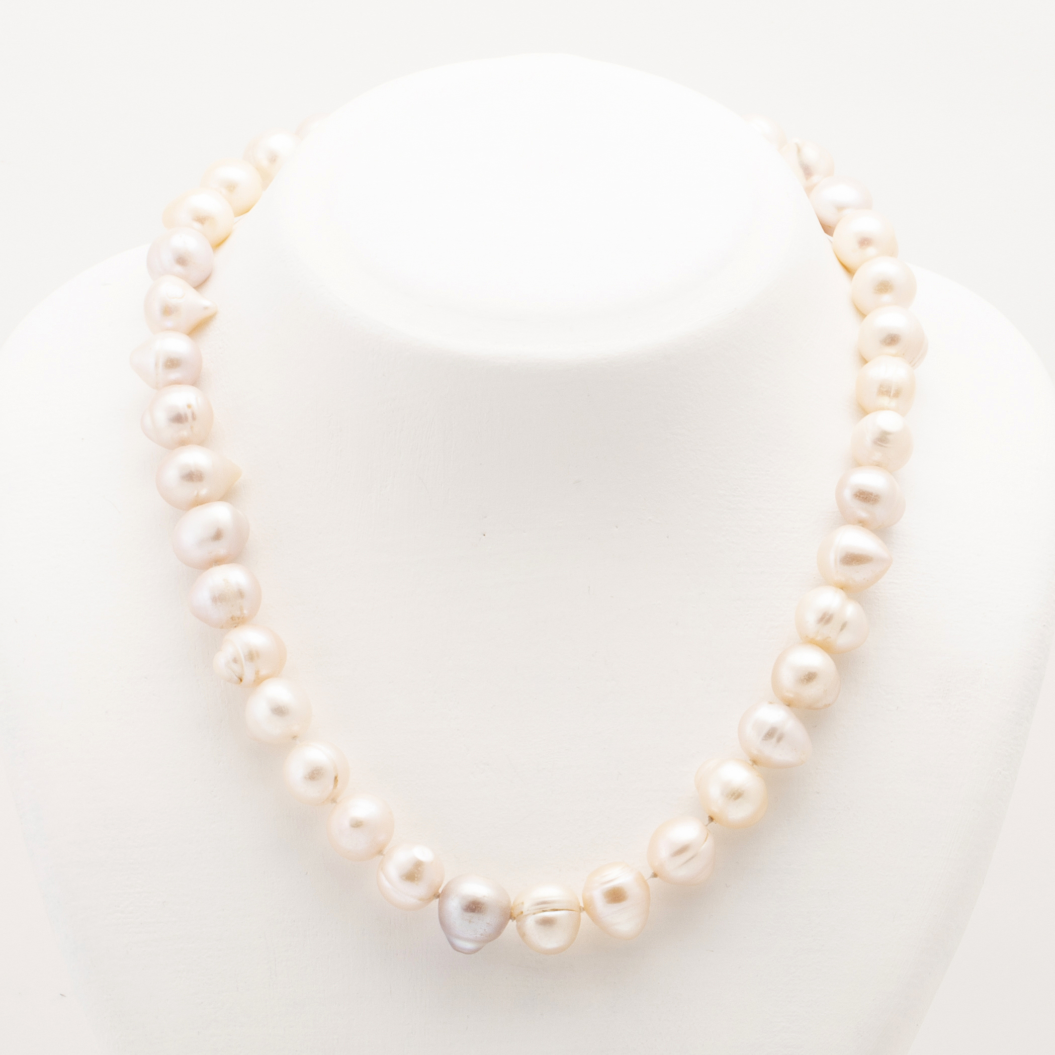 Ole Lynggaard, clasp in 18K gold with cultured baroque pearls. - Bukowskis