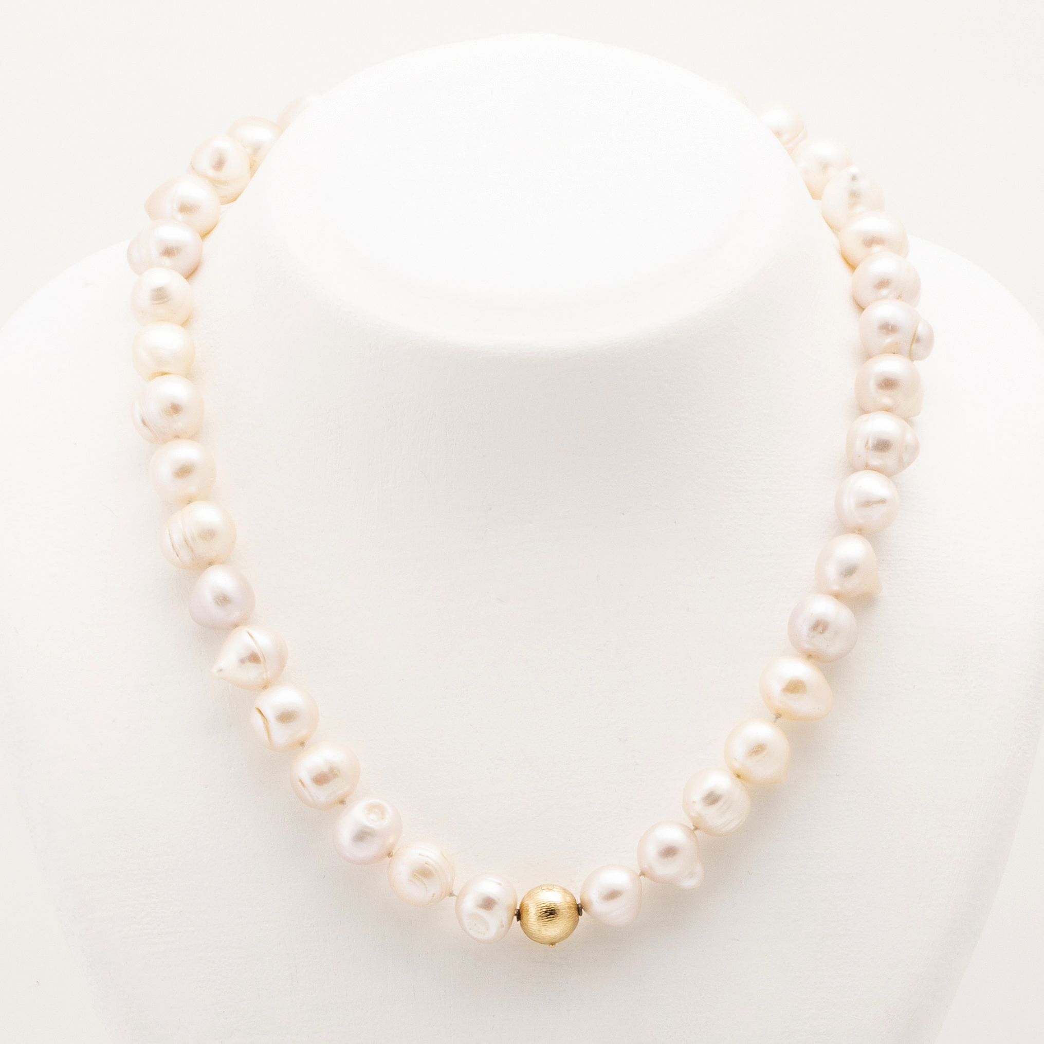 Ole Lynggaard, clasp in 18K gold with cultured baroque pearls. - Bukowskis