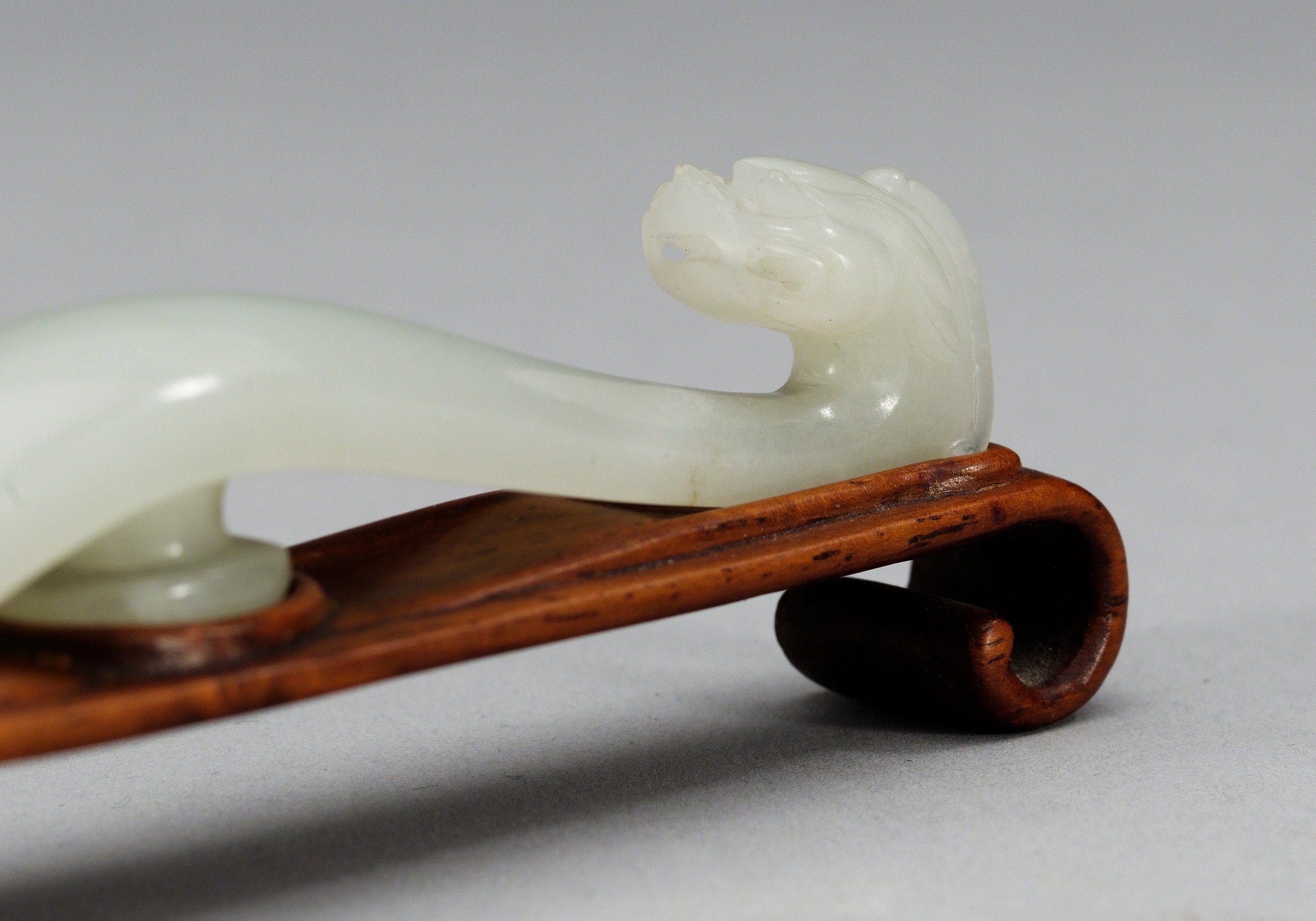 A Chinese jade belt clasper. - Bukowskis