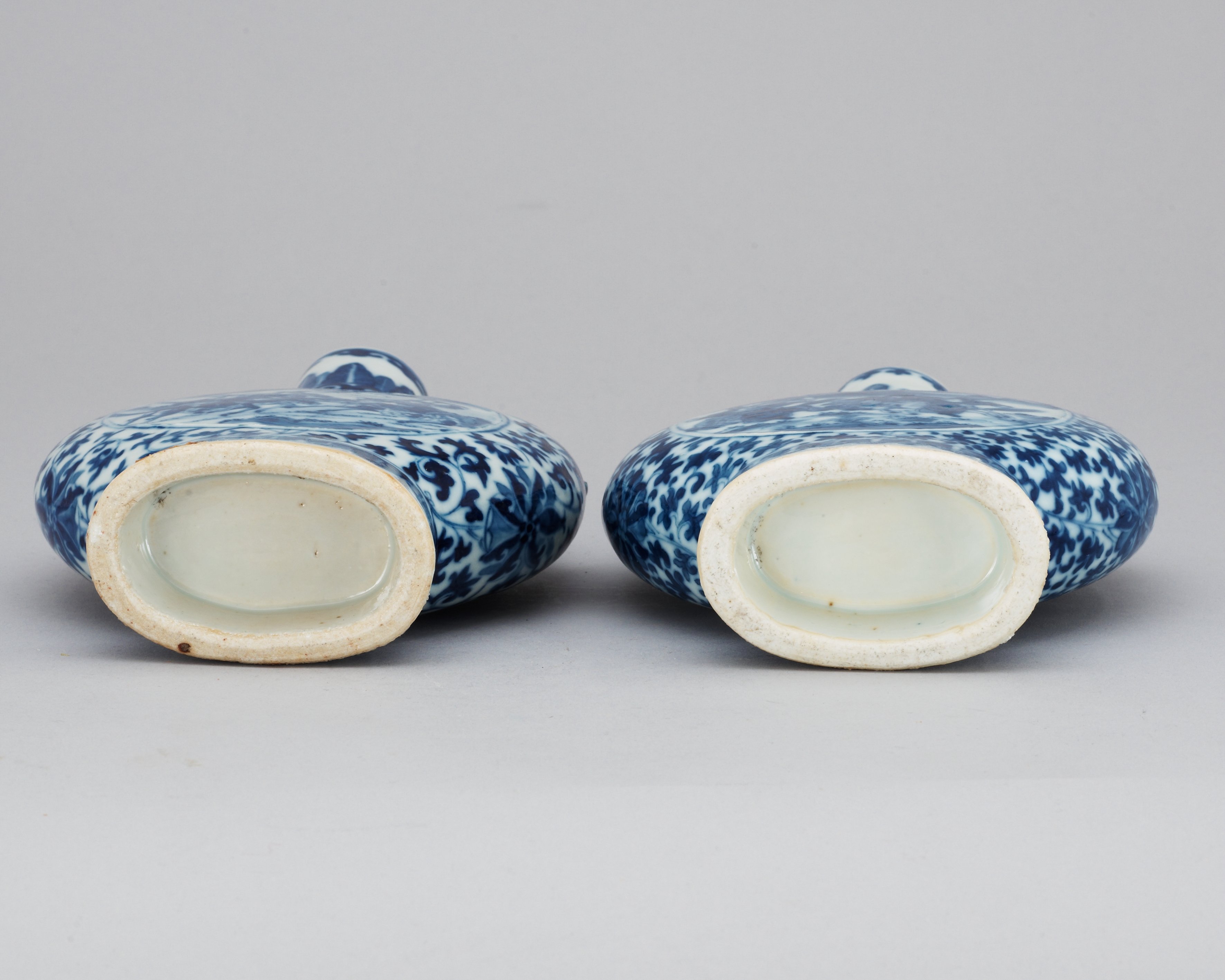 Two blue and white moon flasks, late Qing about 1900. - Bukowskis