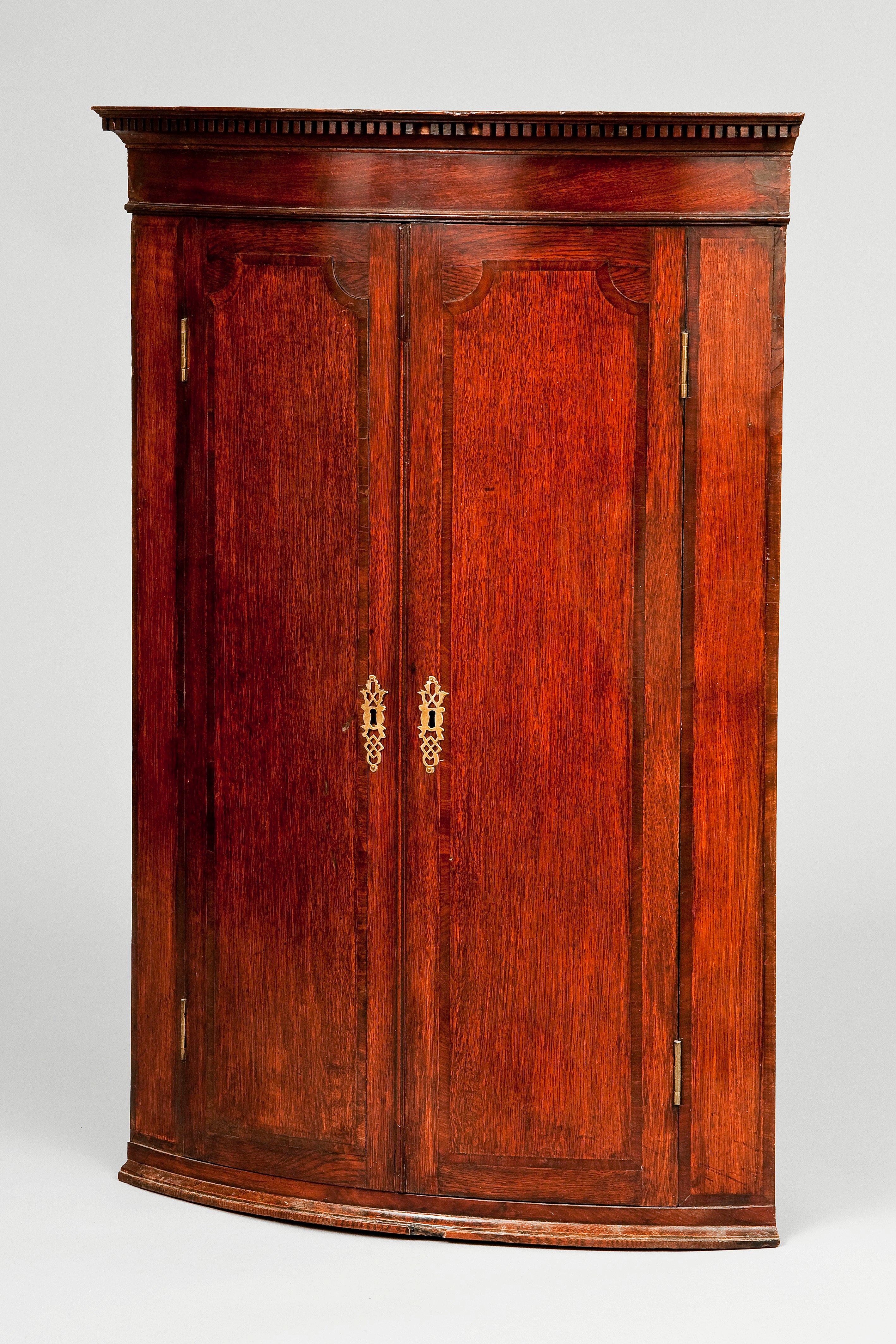 A WALL CORNER CABINET. - Bukowskis